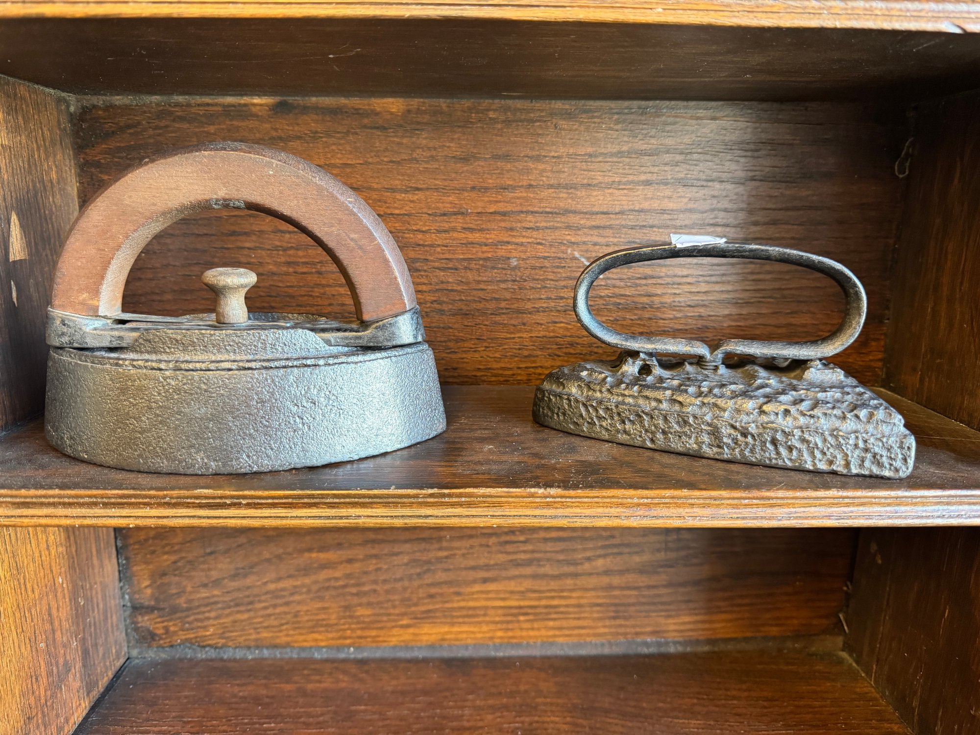2 Antique Sad Irons #133272 | Auctionninja.com