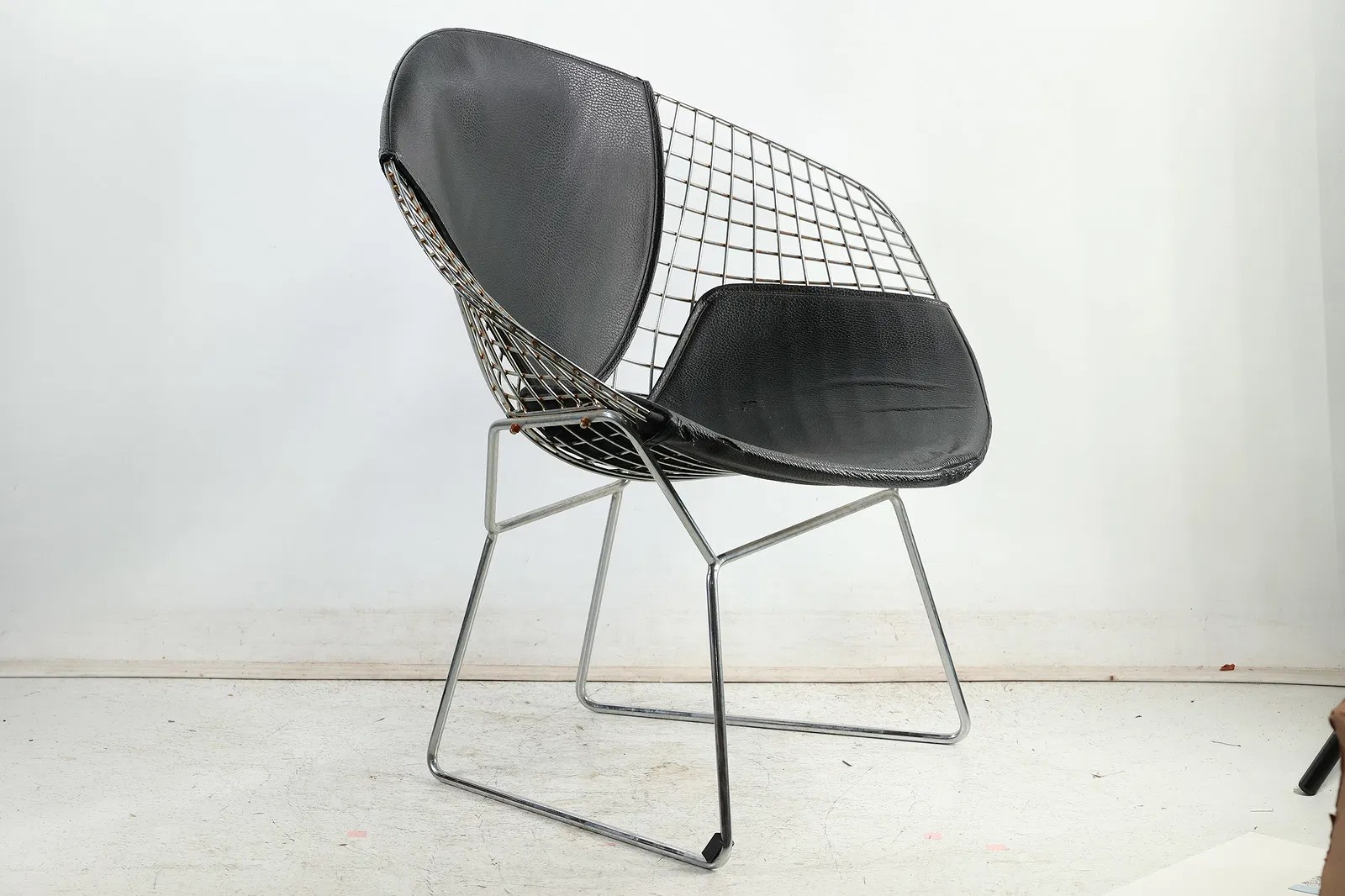 PAIR OF VINTAGE WIRE LOUNGE CHAIRS #3202 | Auctionninja.com