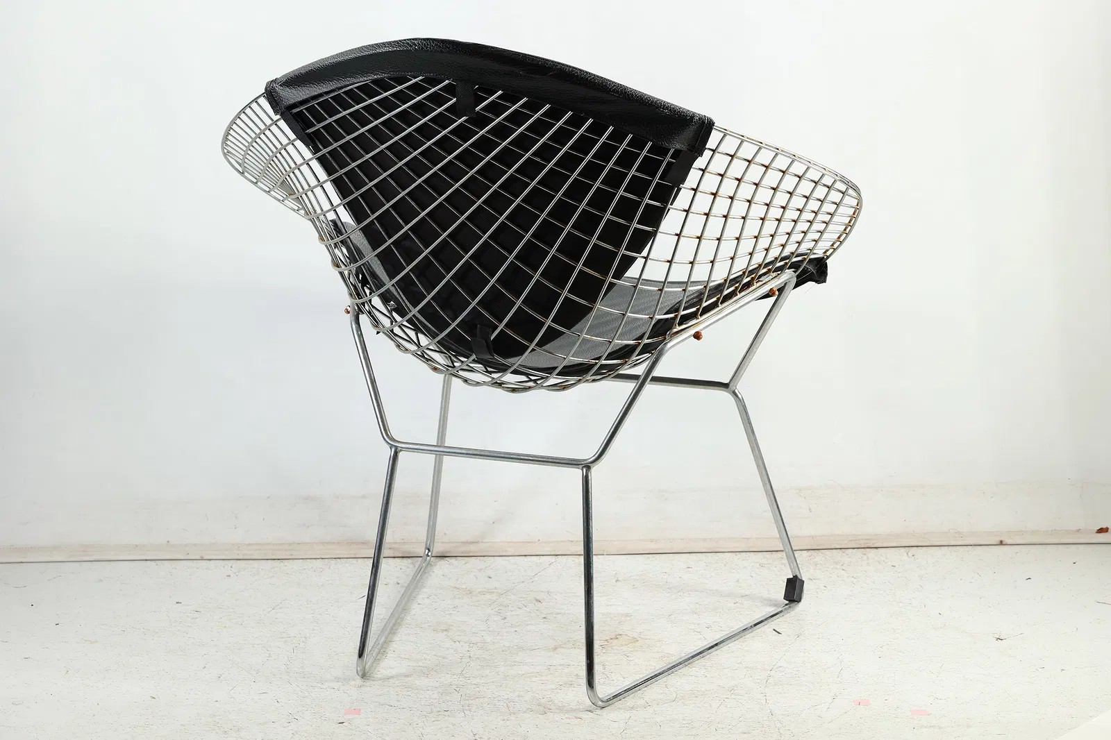 PAIR OF VINTAGE WIRE LOUNGE CHAIRS #3202 | Auctionninja.com
