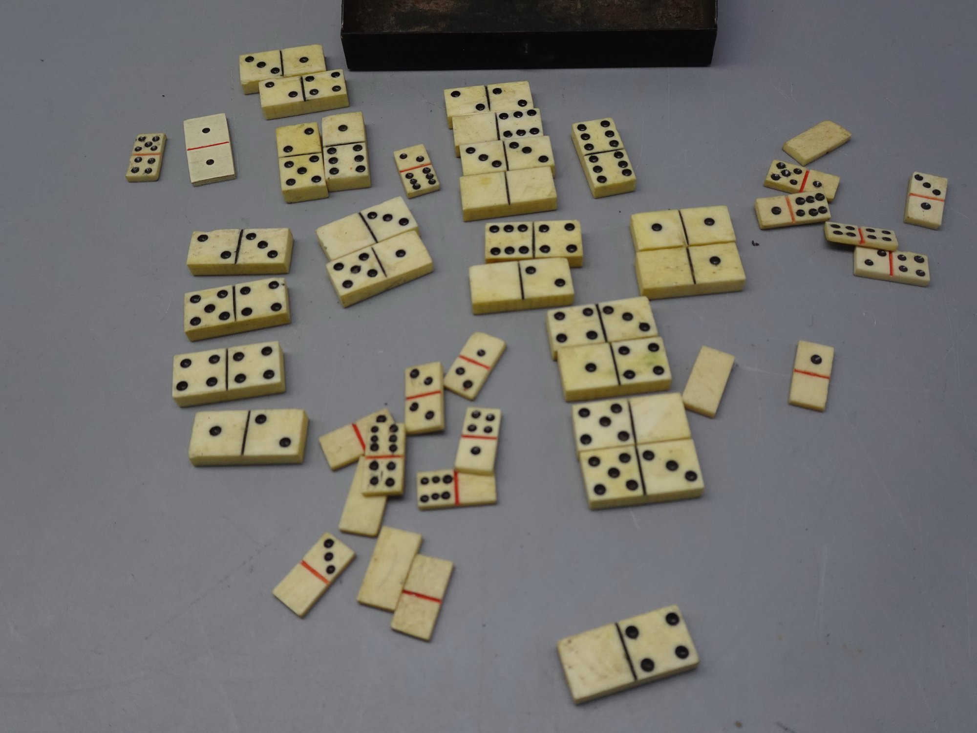 ANTIQUE DOMINOS IN OLD TIN BOX #2013 | Auctionninja.com