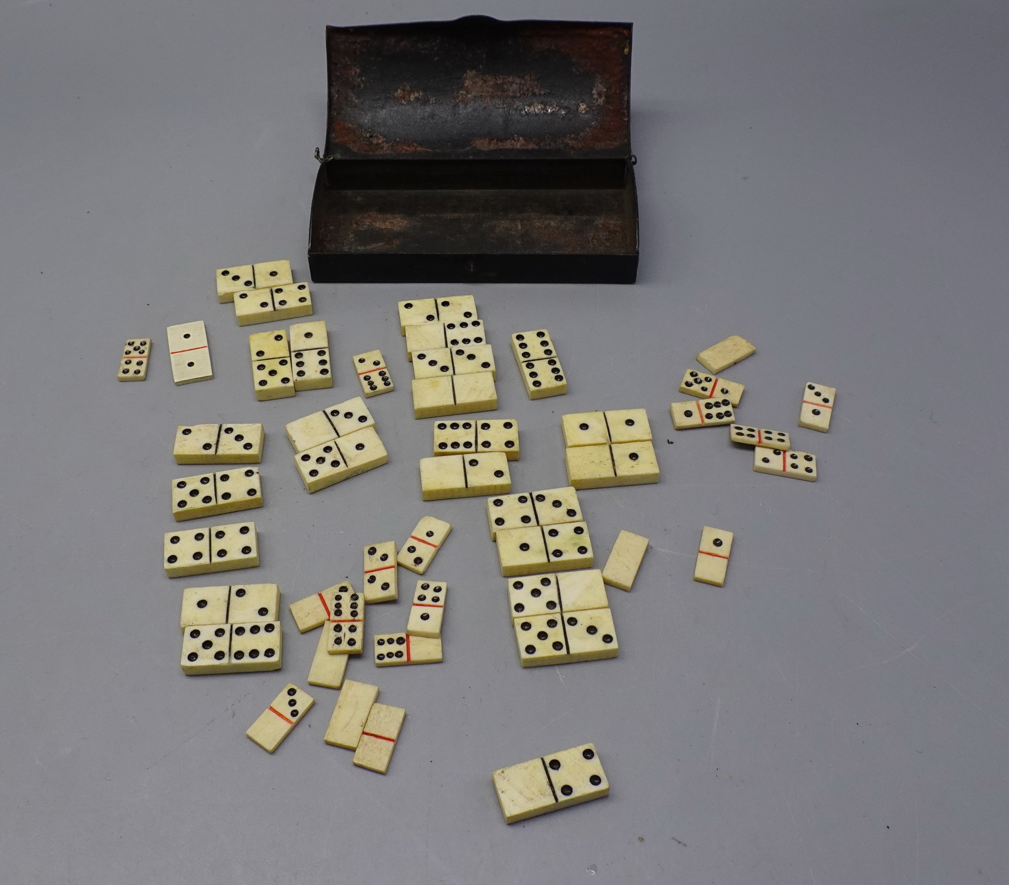 ANTIQUE DOMINOS IN OLD TIN BOX #2013 | Auctionninja.com