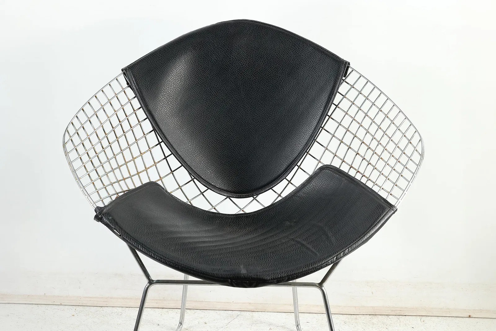 PAIR OF VINTAGE WIRE LOUNGE CHAIRS #3202 | Auctionninja.com