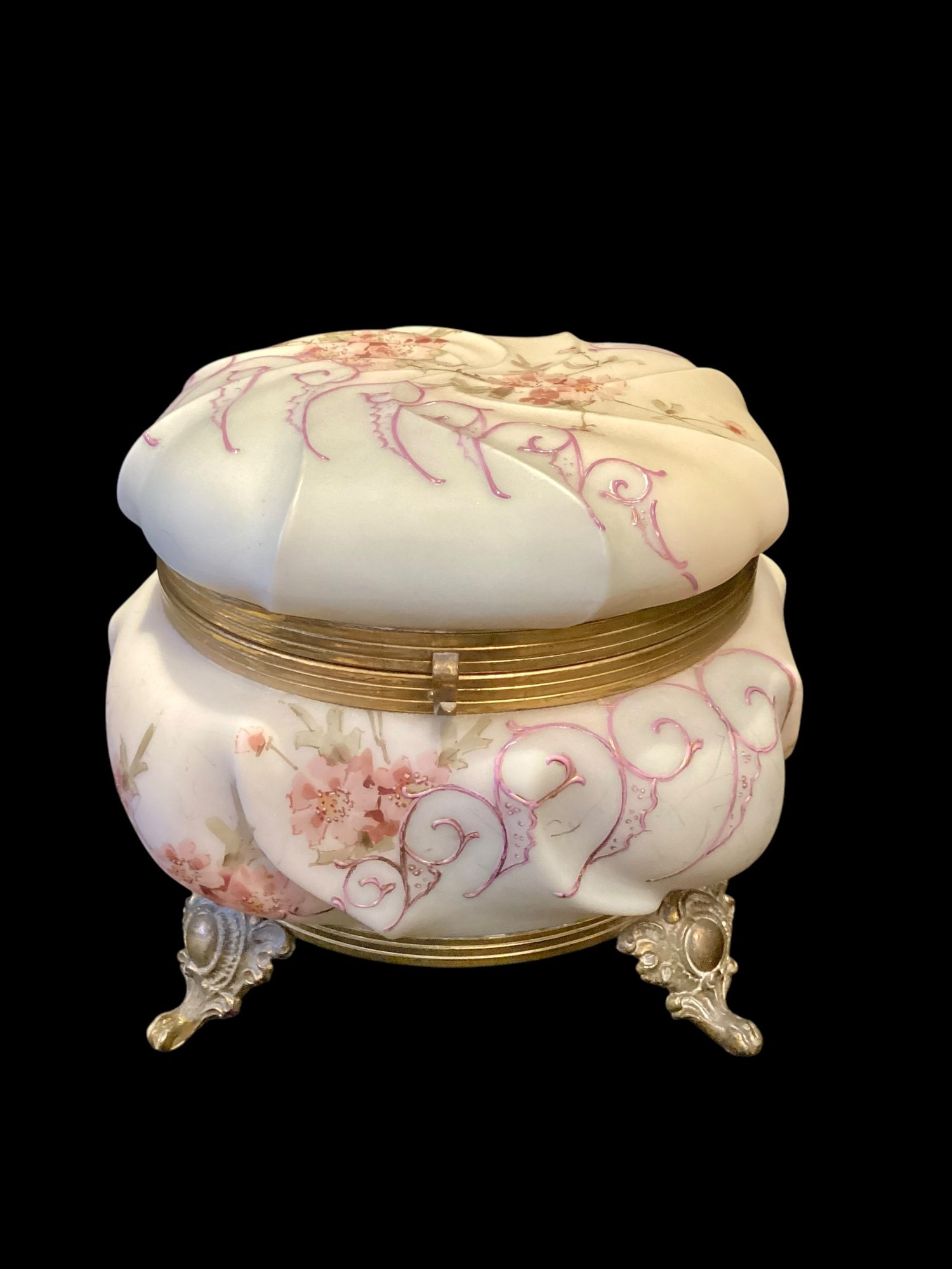 Antique Wavecrest Hinged Box With Lining #2594 | Auctionninja.com