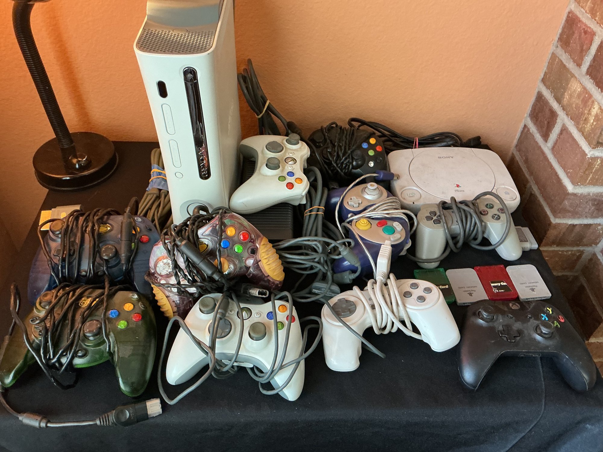 Video Game Consoles & Controllers Lot #2799 | Auctionninja.com