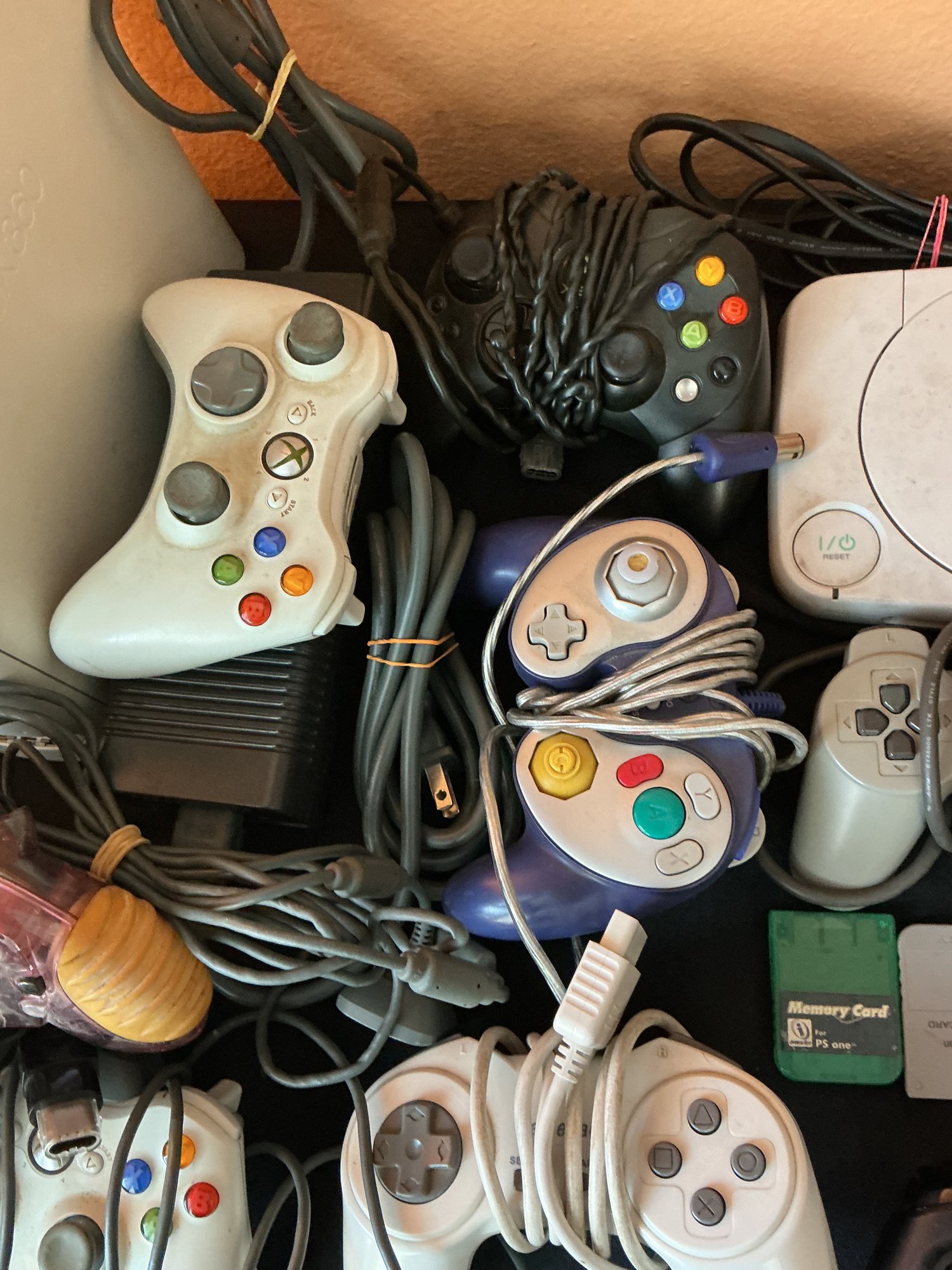 Video Game Consoles & Controllers Lot #2799 | Auctionninja.com