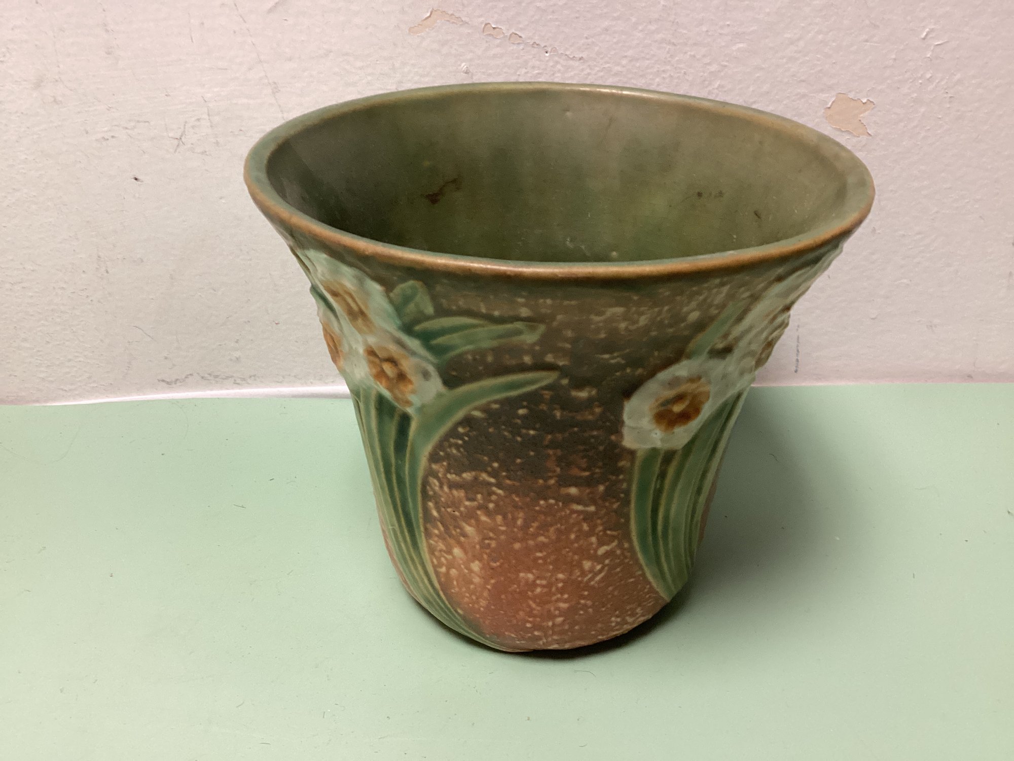 Roseville Pottery Jonquil Flower Vase #36667 | Auctionninja.com