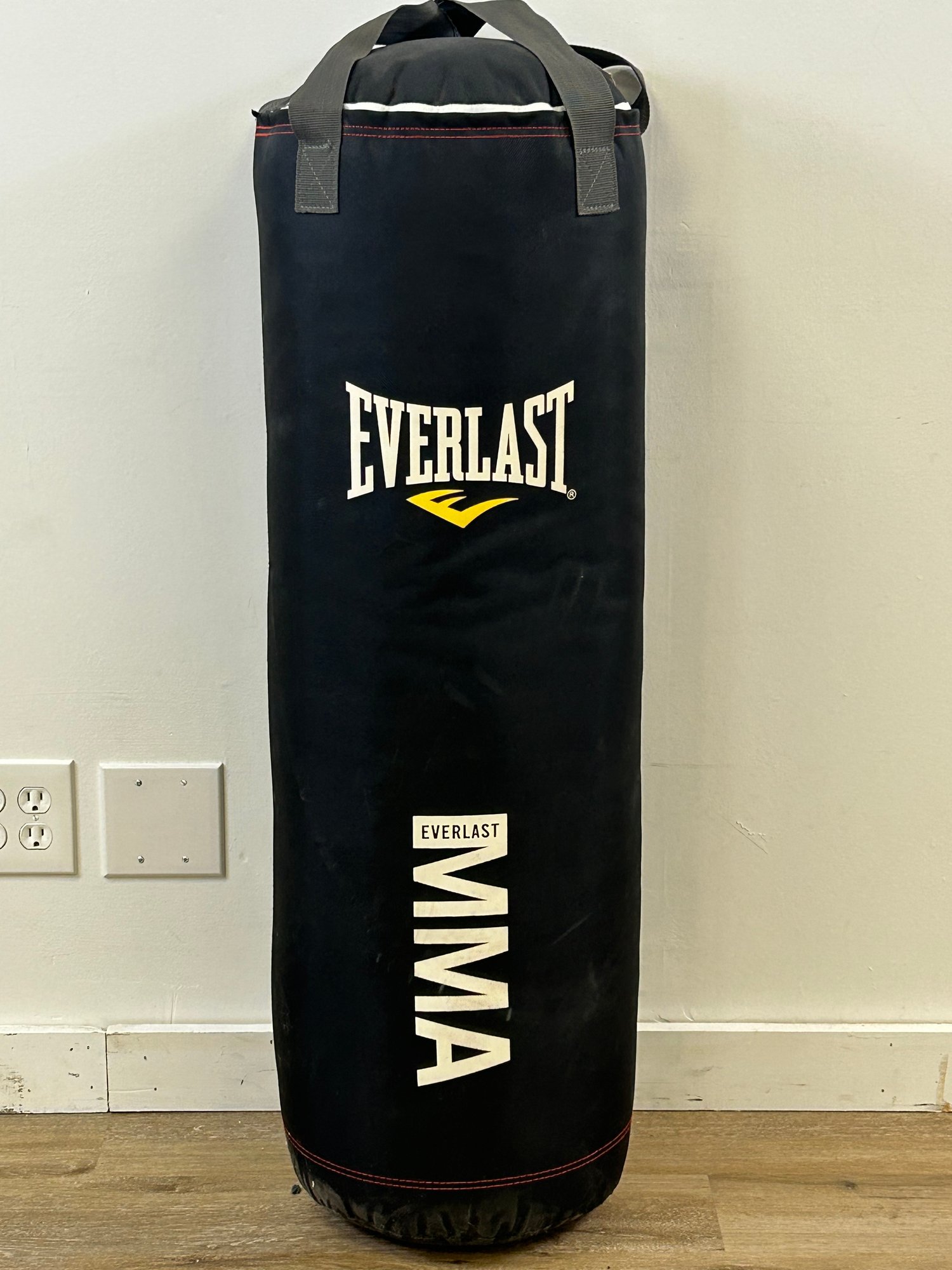 Heavy Duty Everlast Heavy Bag For MMA/Boxing #6950 | Auctionninja.com