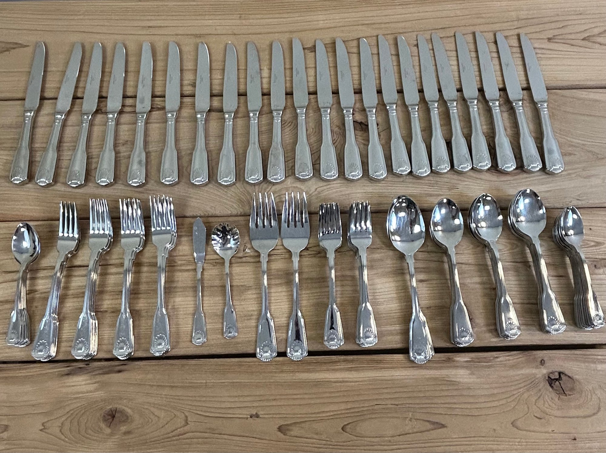 106 Piece Wallace Silverware Set #11711 | Auctionninja.com