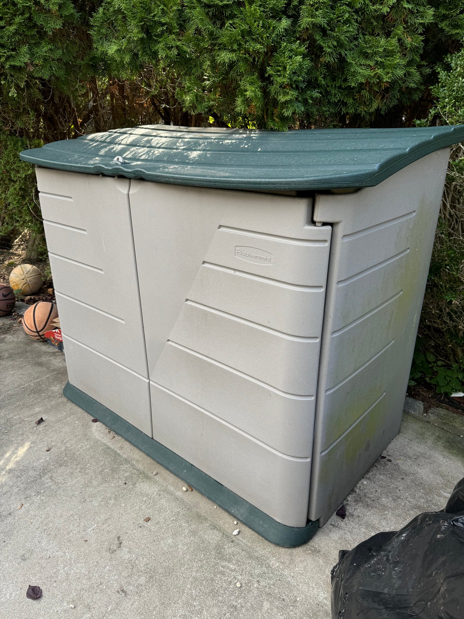 Rubbermaid Outdoor Storage Bin #8712 | Auctionninja.com