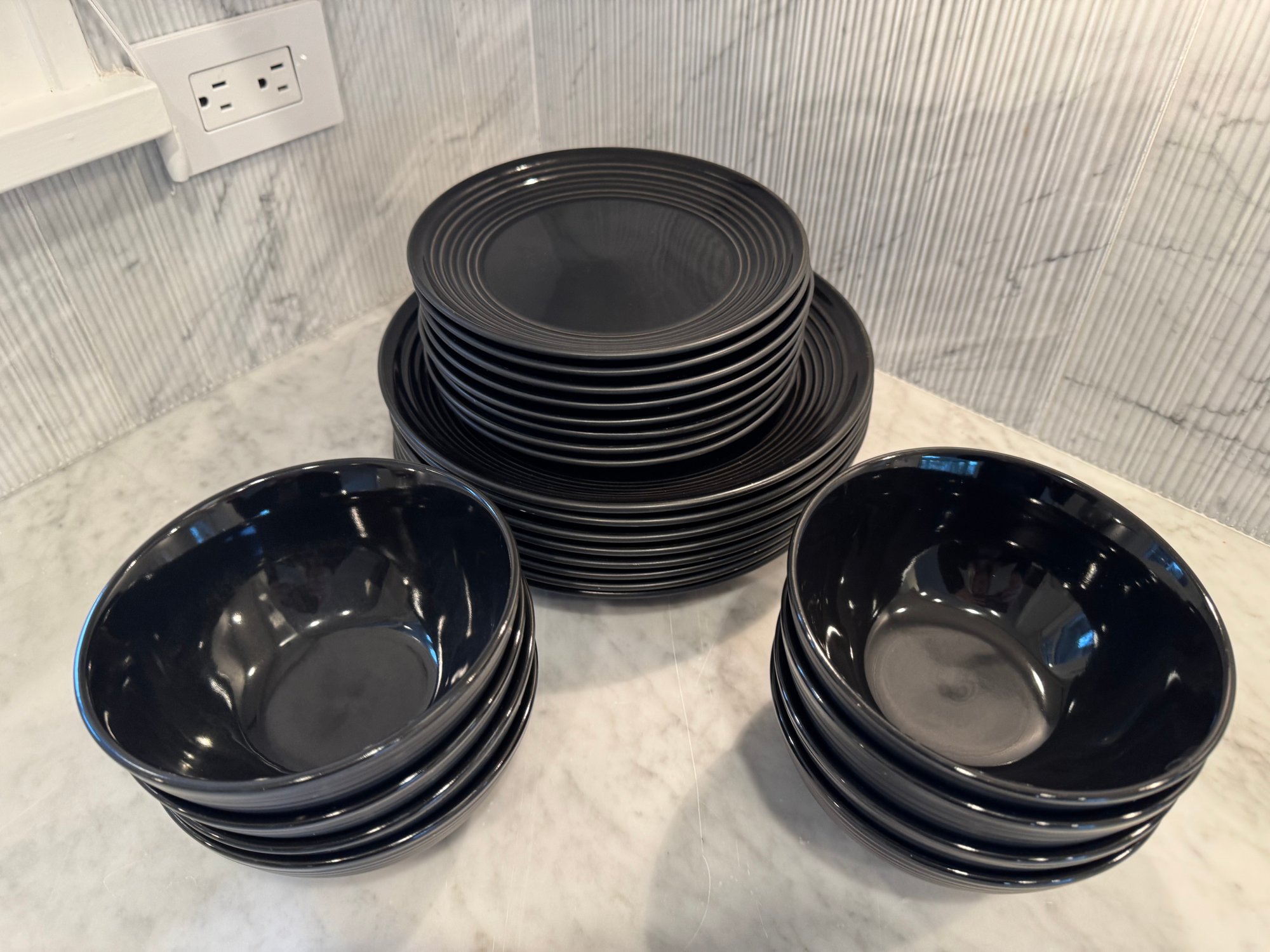 24 Piece Soho Living Black Plate And Bowl Set #12705 | Auctionninja.com