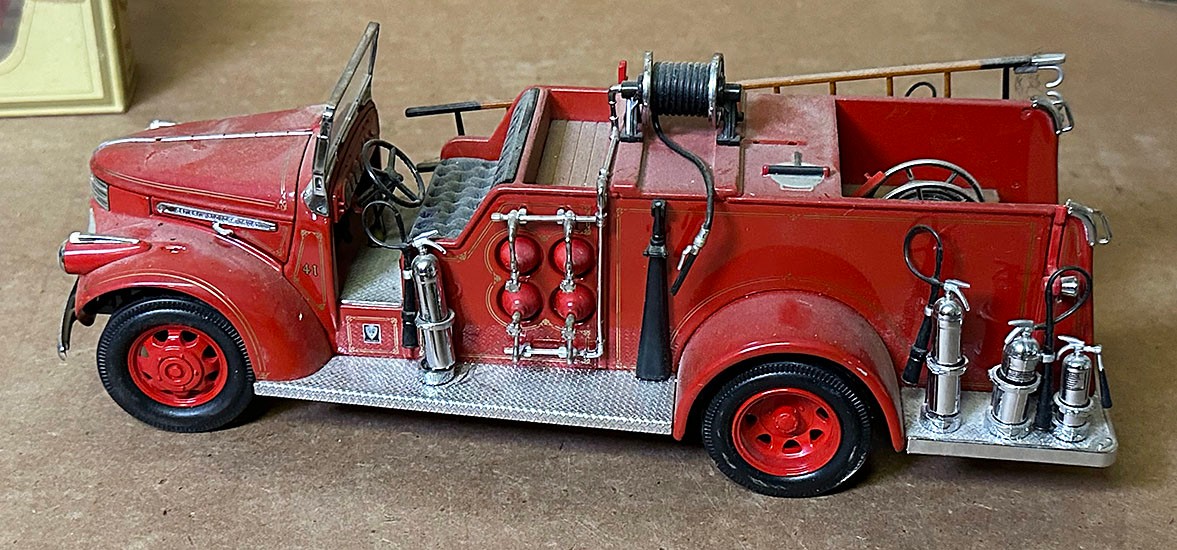 Set Of 7 Diecast And Tin Litho Fire Engines - Corgi, Matchbox, Etc ...