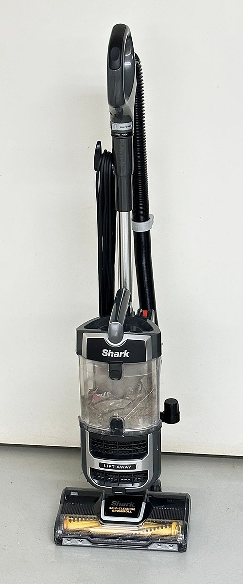 Shark UV725 Navigator Lift-Away With Self Cleaning Brushroll Upright ...