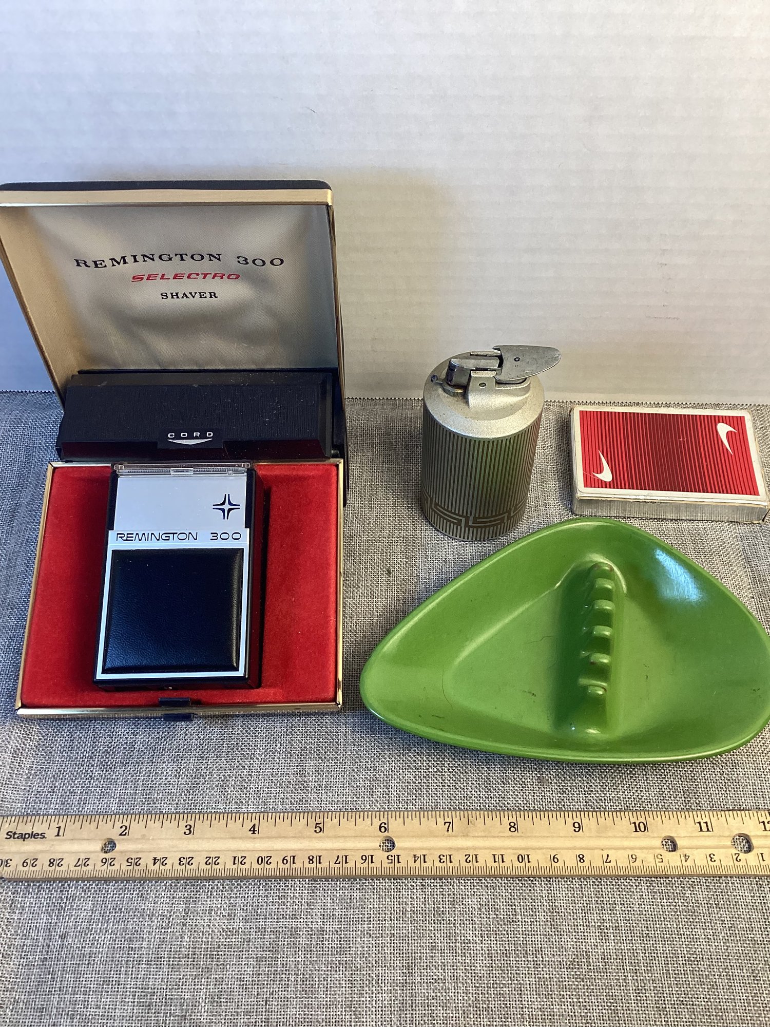 Mid-Century Shaving And Smoking Lot, Elec. Razor, Table Lighter, Etc ...