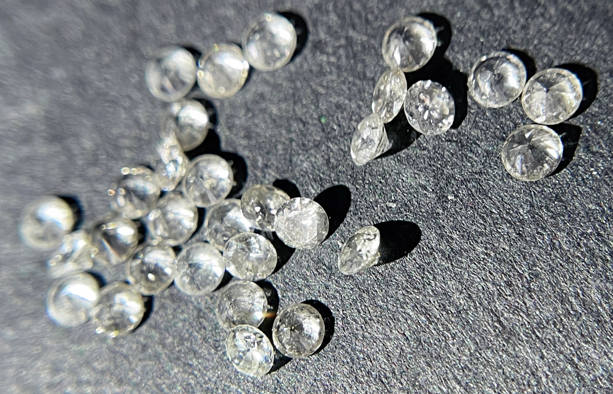 30 Small Round Diamonds #26982 | Auctionninja.com