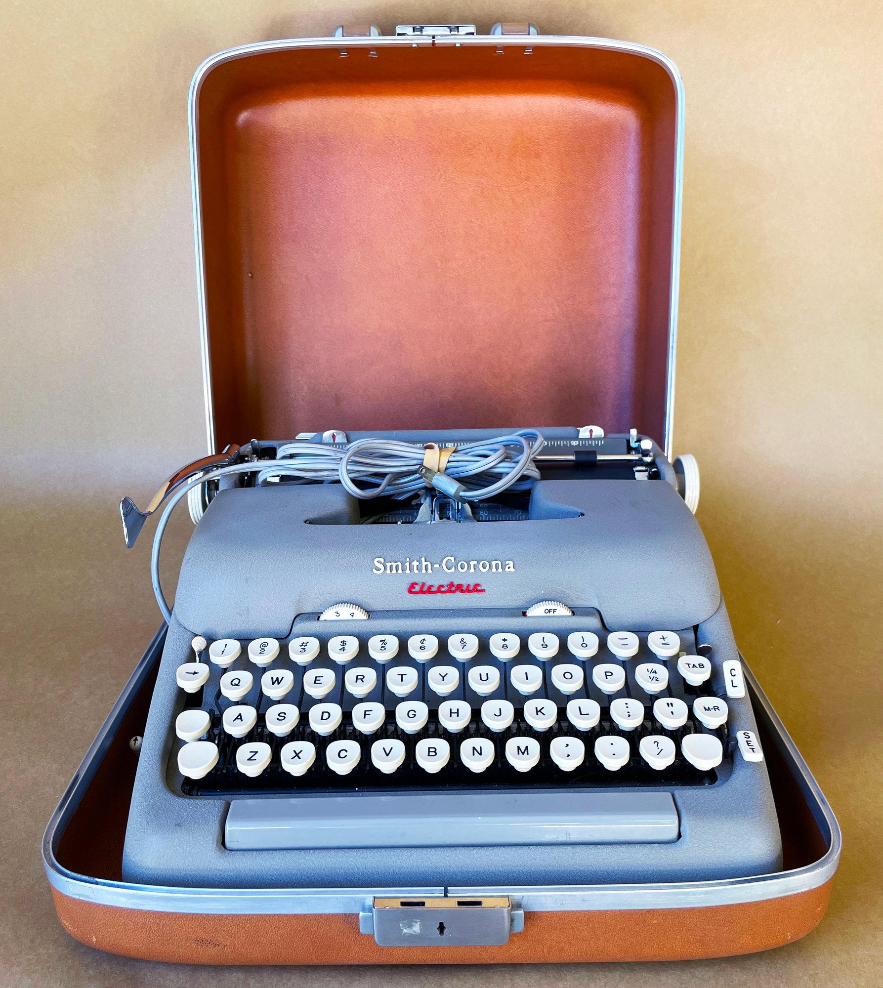 Electric Smith-Corona Typewriter With Case, As Is #21281 | Auctionninja.com