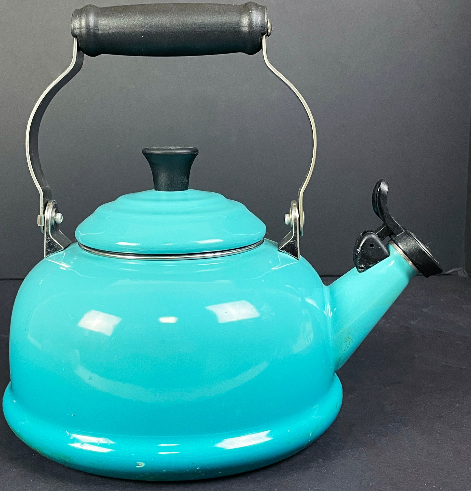 Le Creuset Caribbean Blue Kettle #26313 | Auctionninja.com