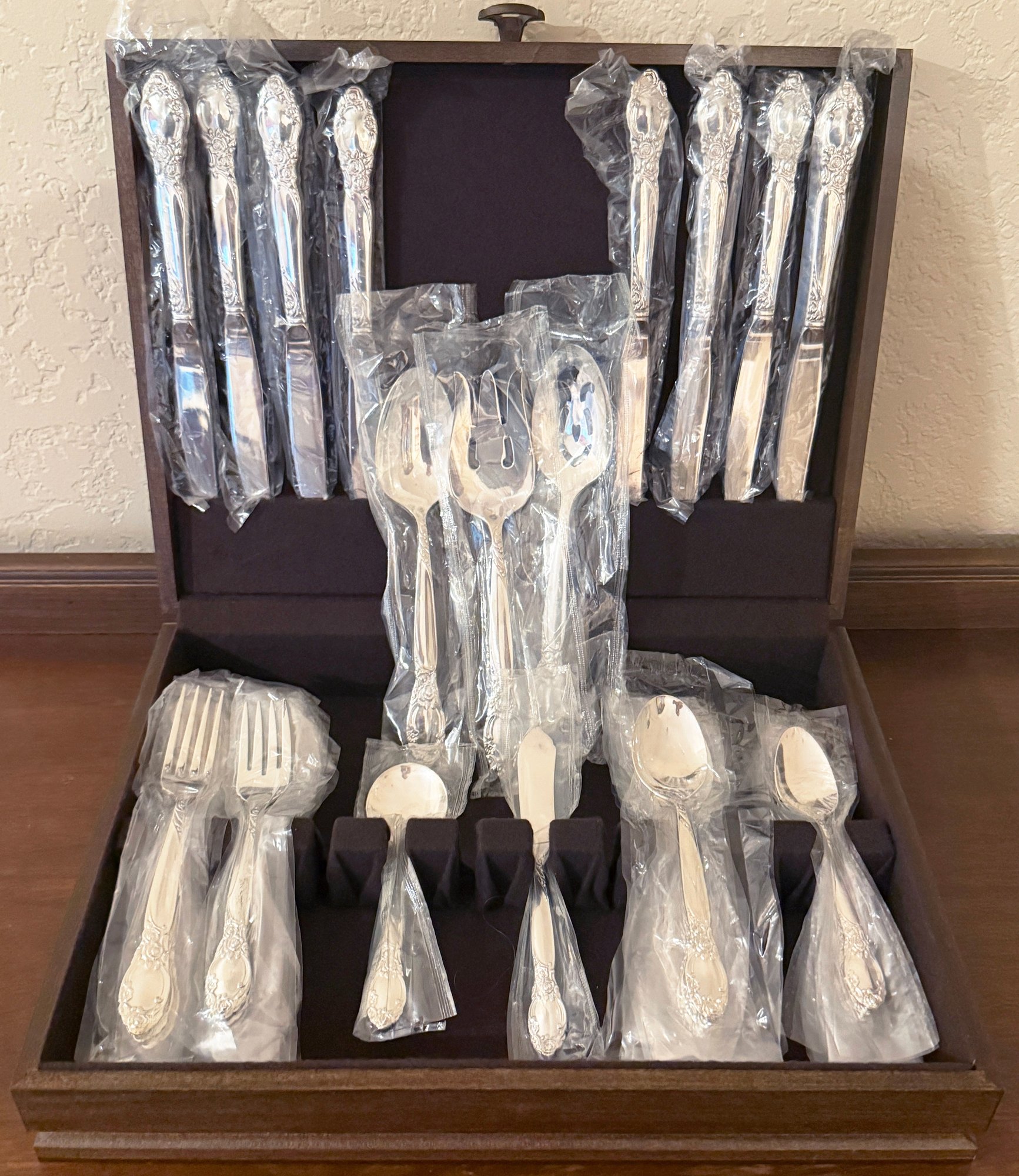 New In Packaging Oneida Silversmiths Flatware For 8 #33946 ...