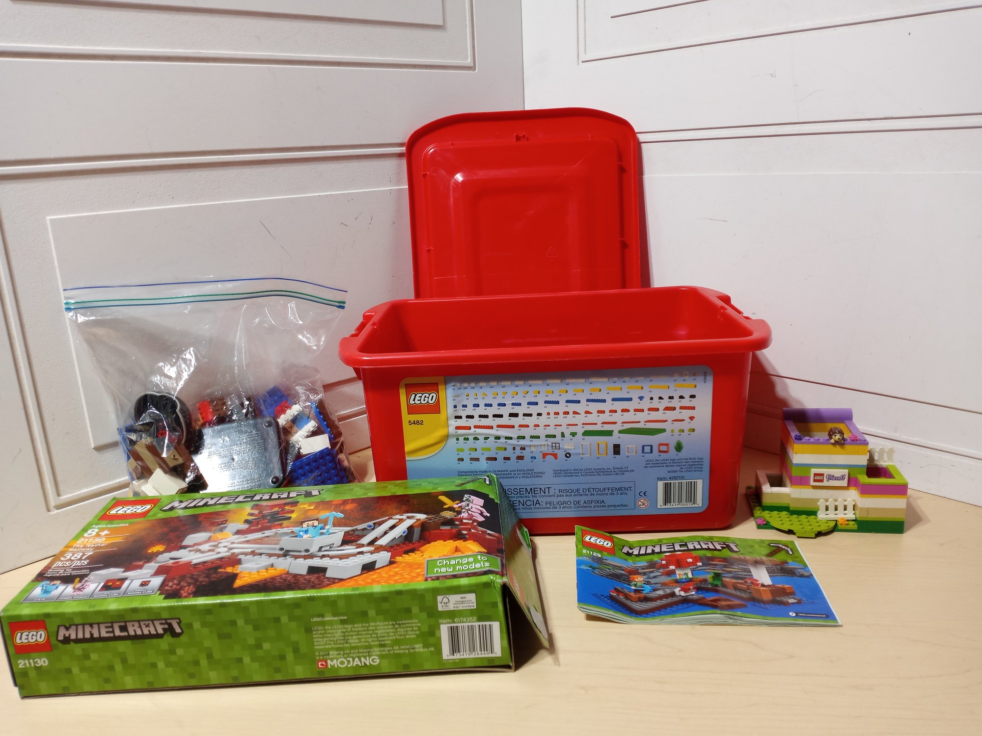 A Box Full Of Legos #4652 | Auctionninja.com