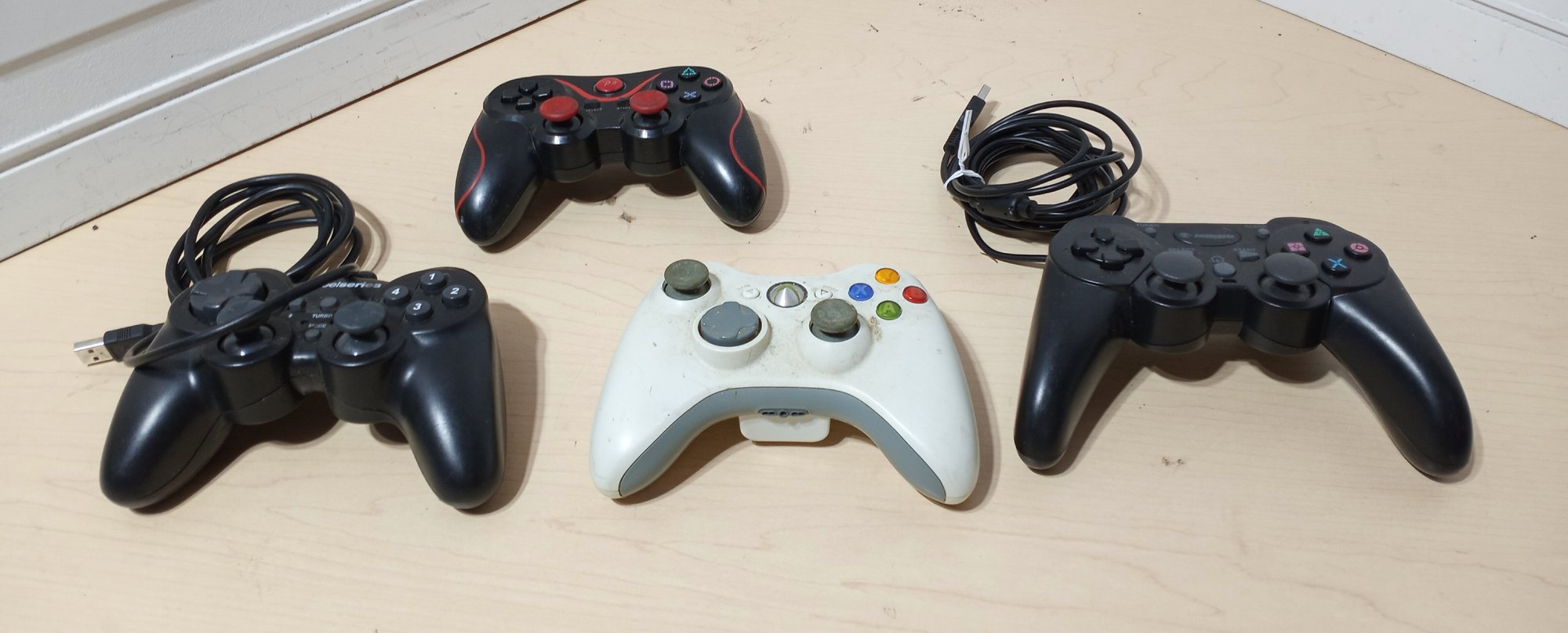 4 Video Game Controllers. Various Makes And Types. #4899 | Auctionninja.com