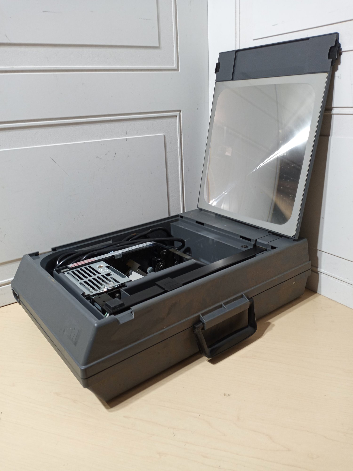 3M Projector/case #5526 | Auctionninja.com