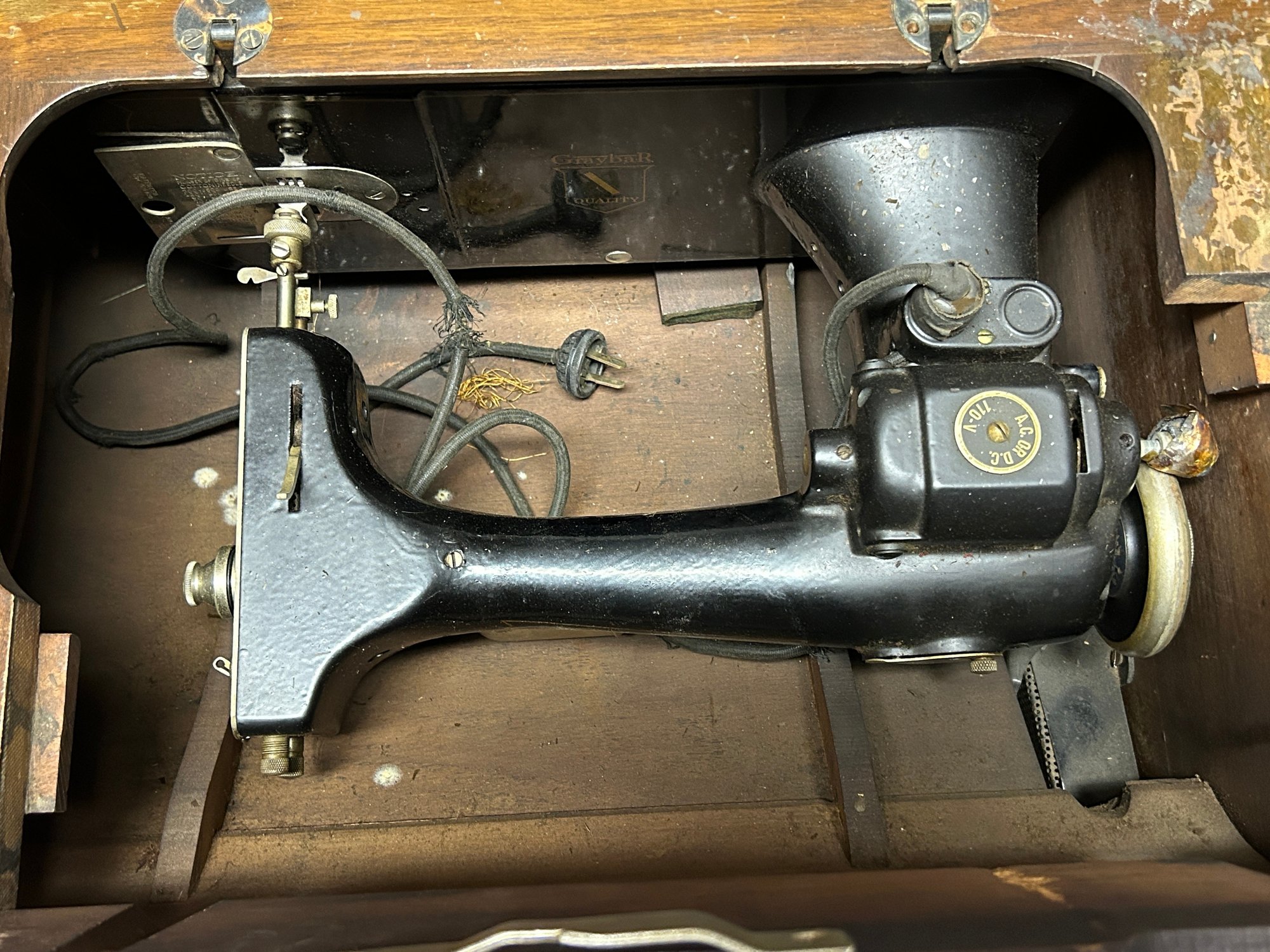 Vintage 1950s Featherweight Singer Sewing Machine In Wood Side Table ...