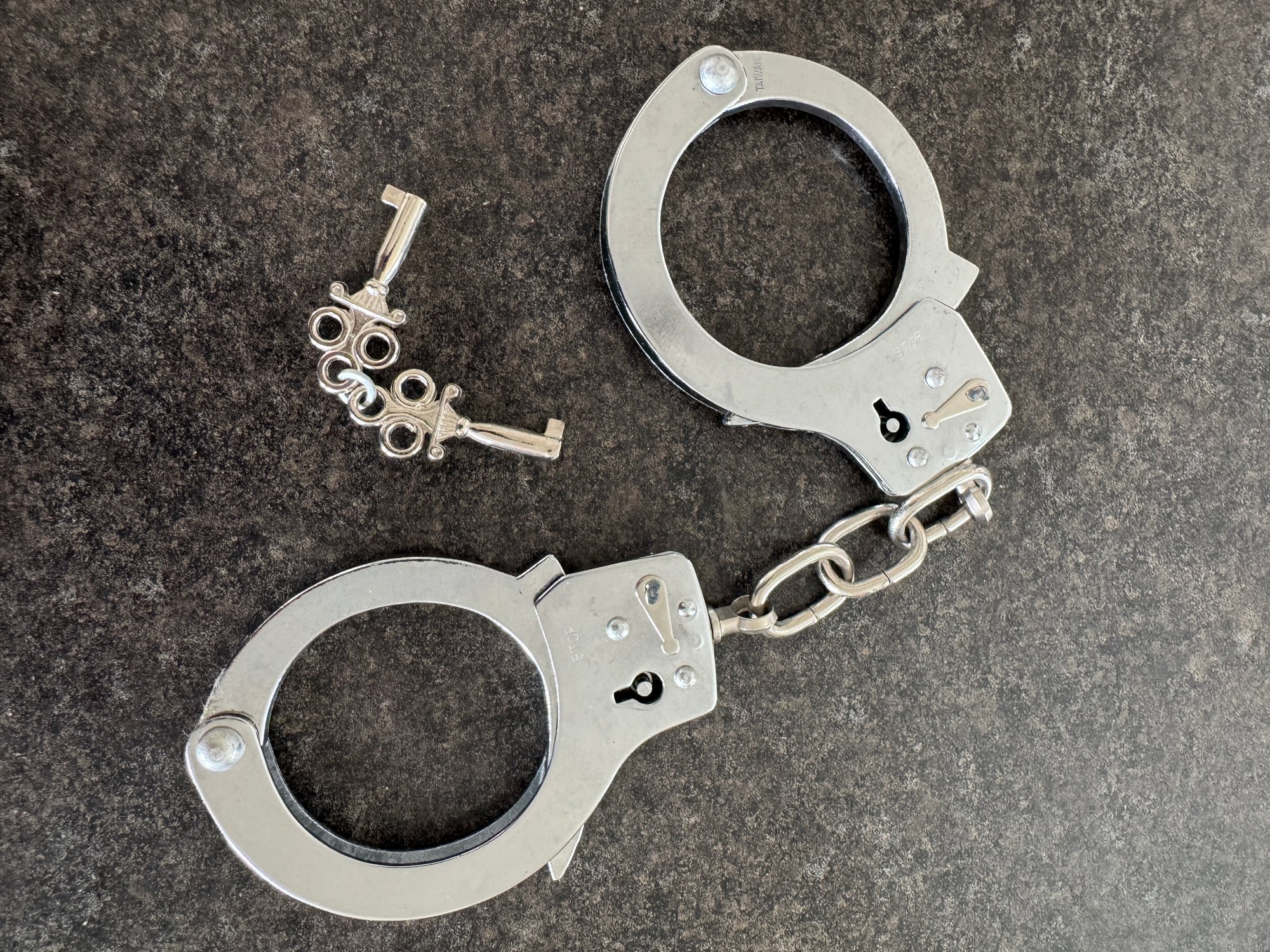 Handcuffs #2404 | Auctionninja.com