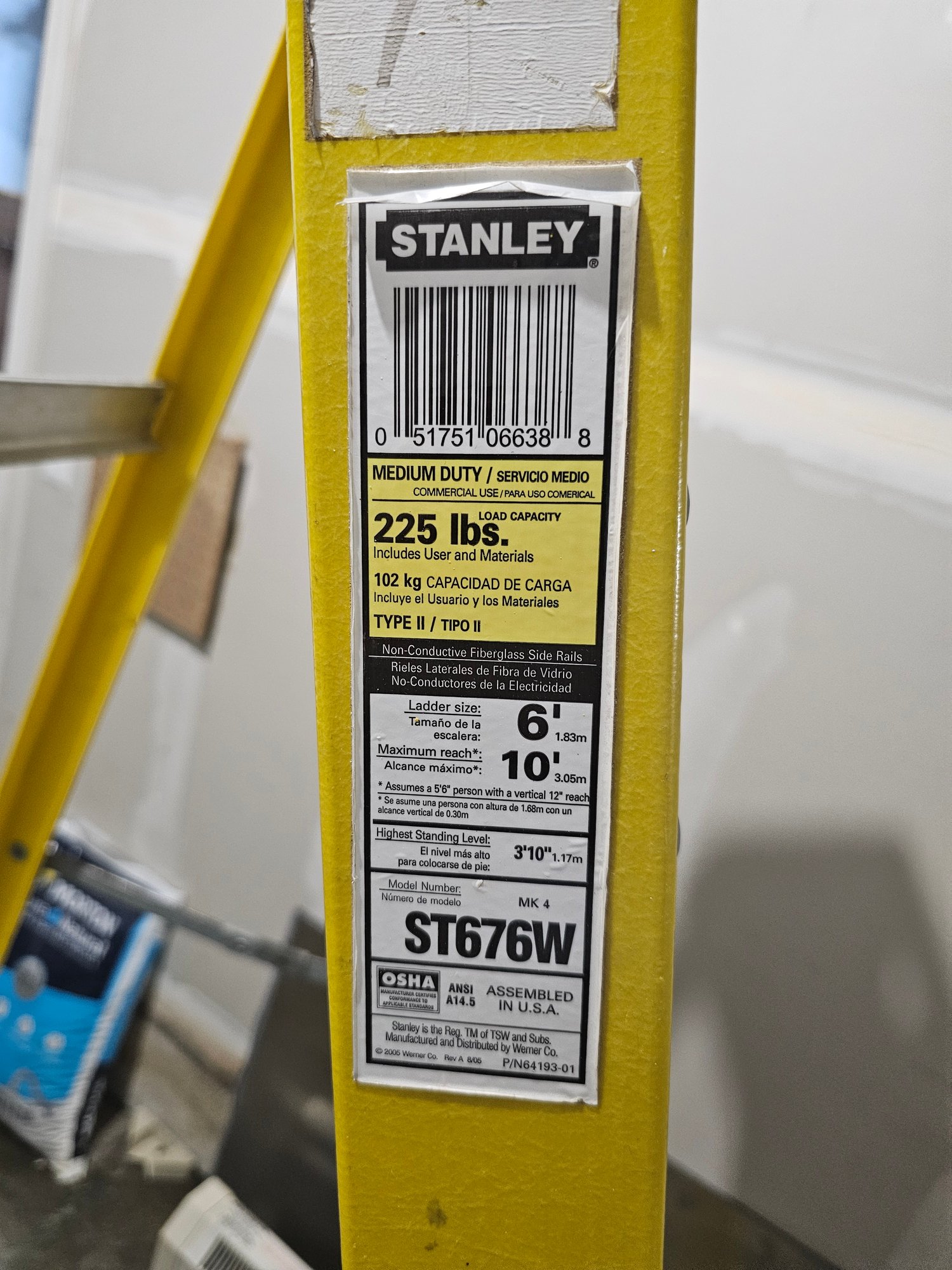 Stanley 6 Foot Fiberglass Ladder #6471 | Auctionninja.com