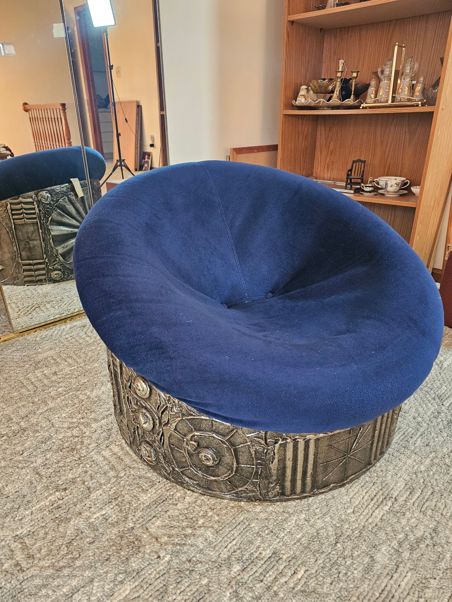 Mid Century Royal Blue Velvet Chair On Resin Base #8630 | Auctionninja.com