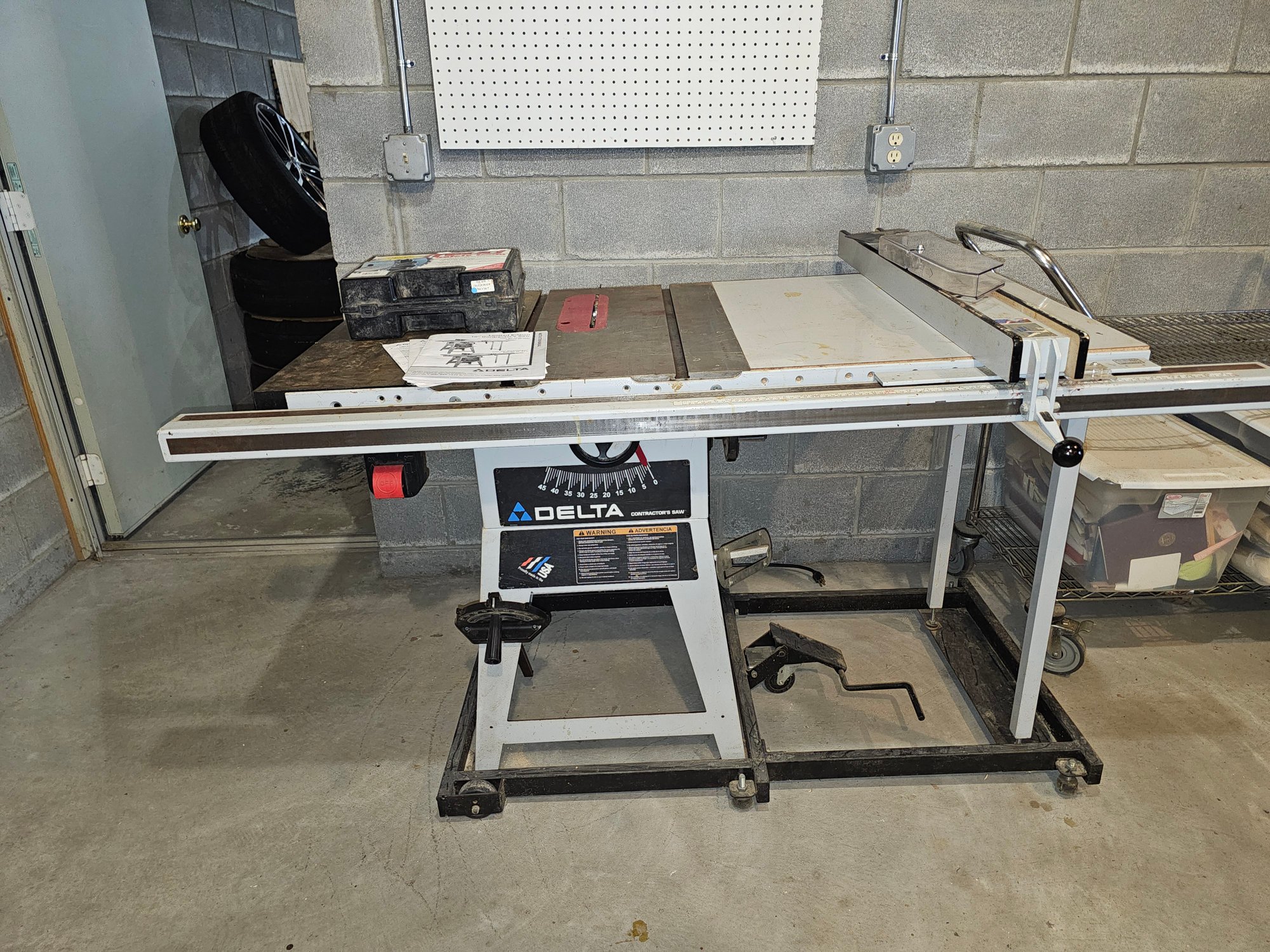 Delta 10 Inch Contractors Table Saw On Base And Casters #9220 ...