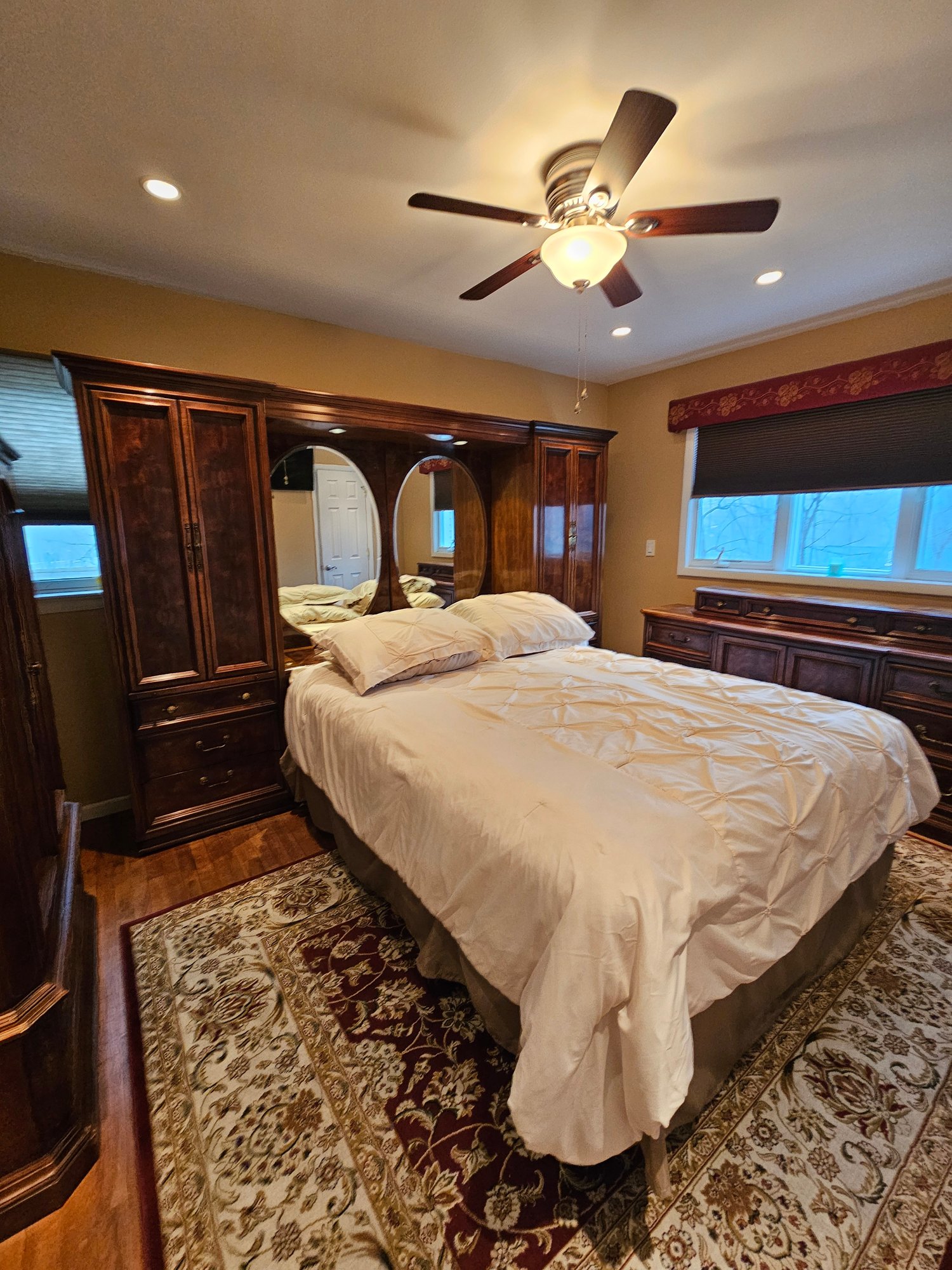 Gorgeous Queen Sized Master Bed And Mirror Backed Storage Headboard ...