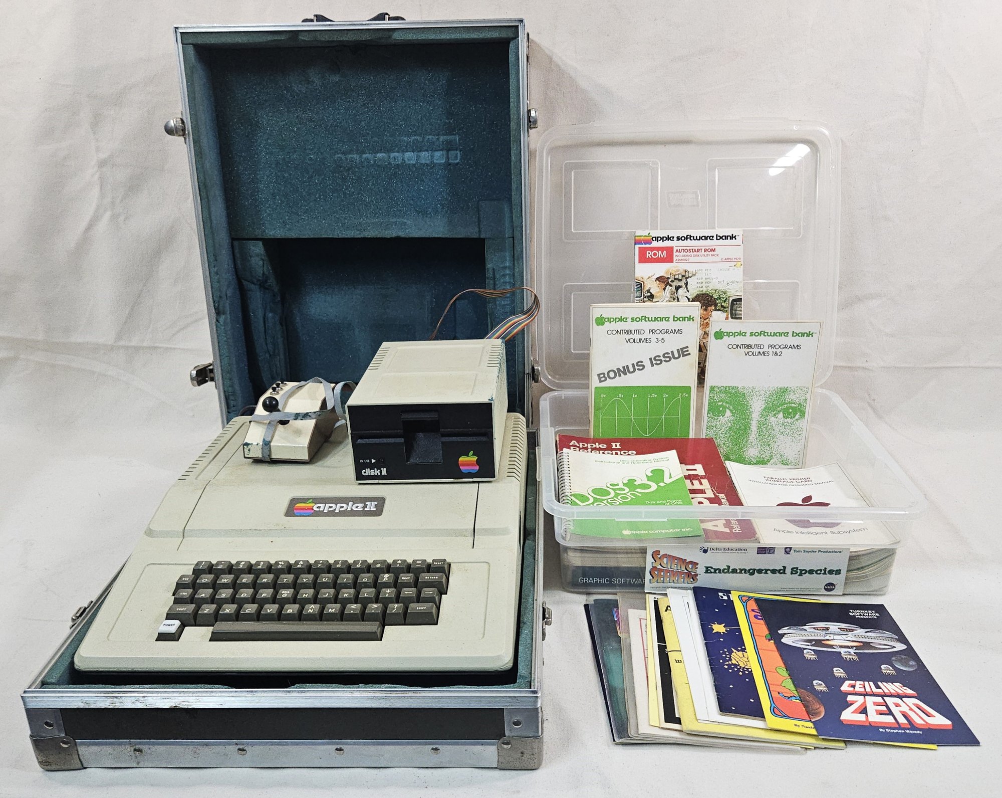 Vintage Apple II Computer & Manuals #3792 | Auctionninja.com