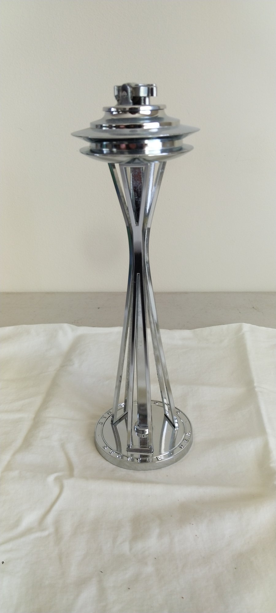 1962 World's Fair Space Needle Lighter (EF13) #4133 | Auctionninja.com