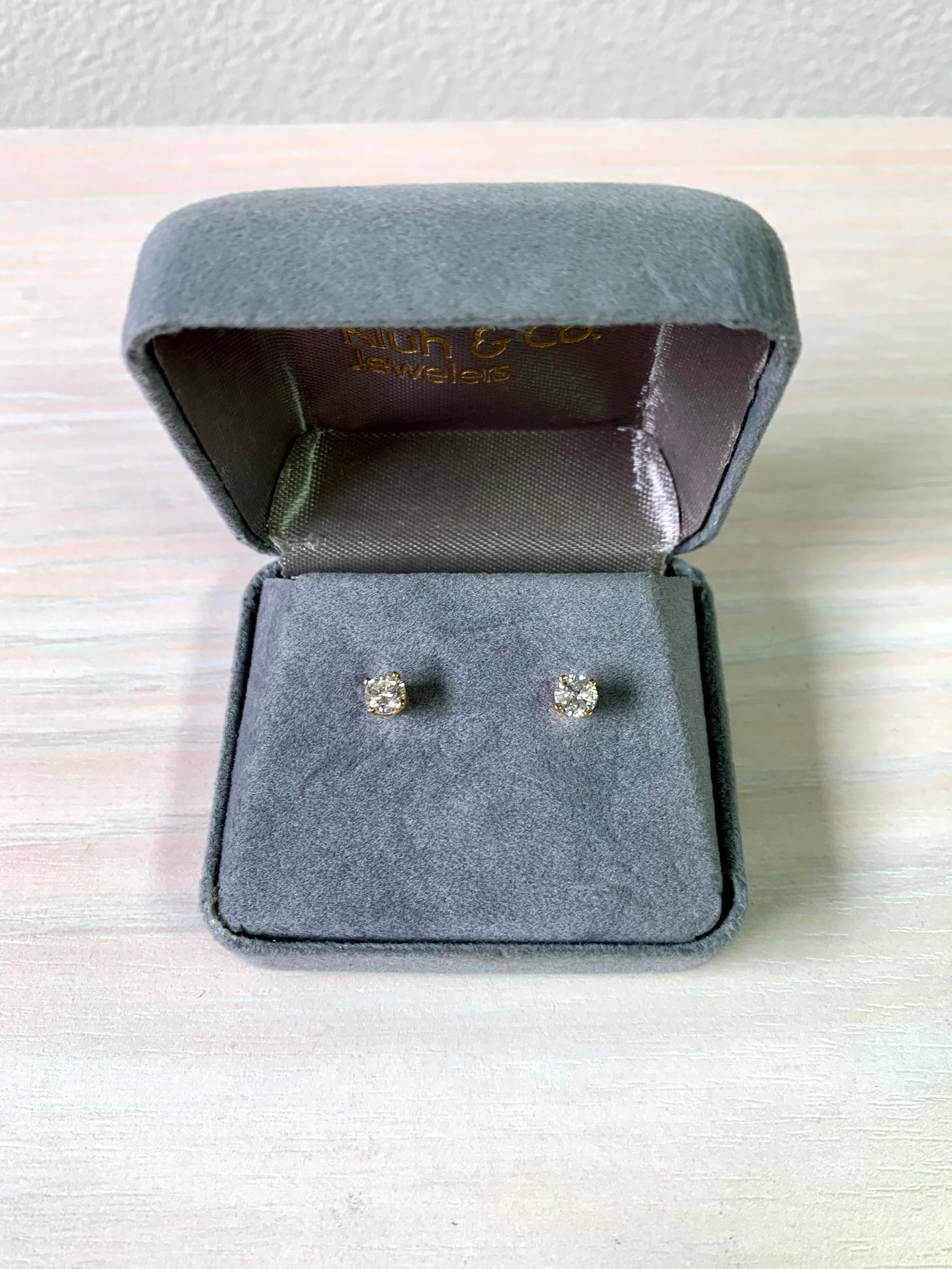 Vintage 14k Gold Diamond Stud Earrings (DL15) #4922 | Auctionninja.com