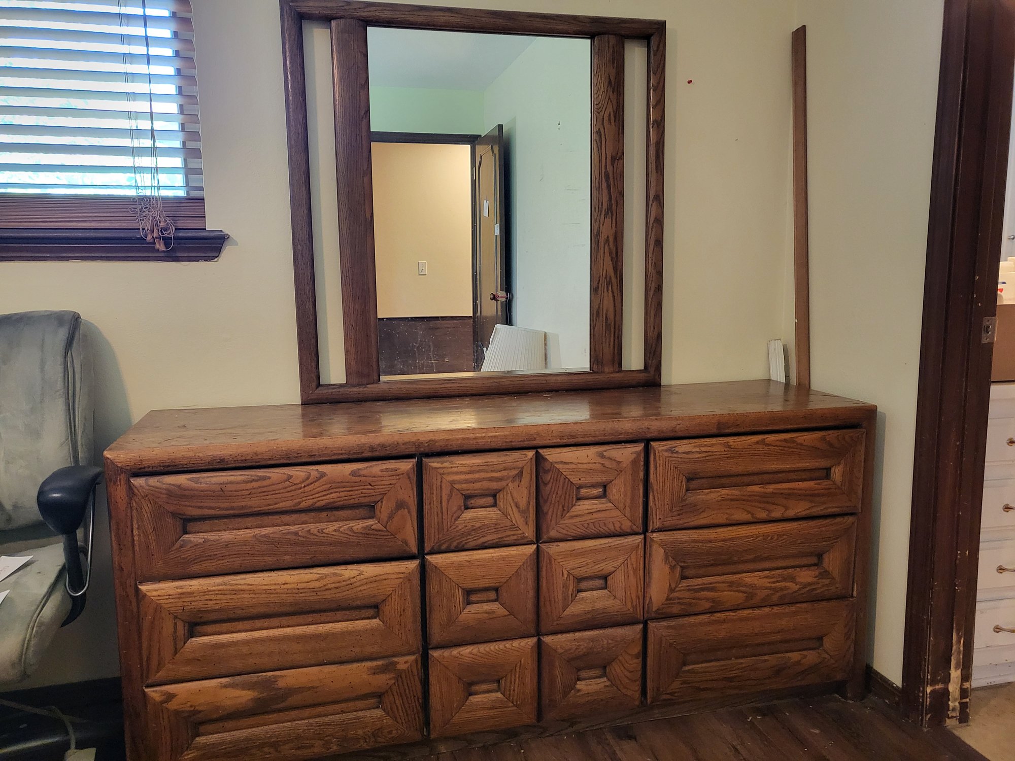 Lane Dresser #6495 | Auctionninja.com