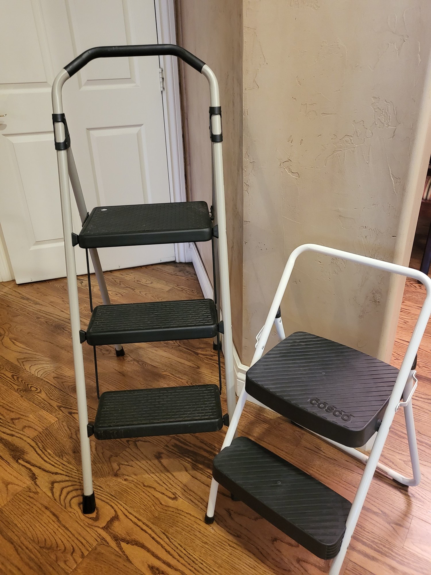 Step Stools #7385 | Auctionninja.com