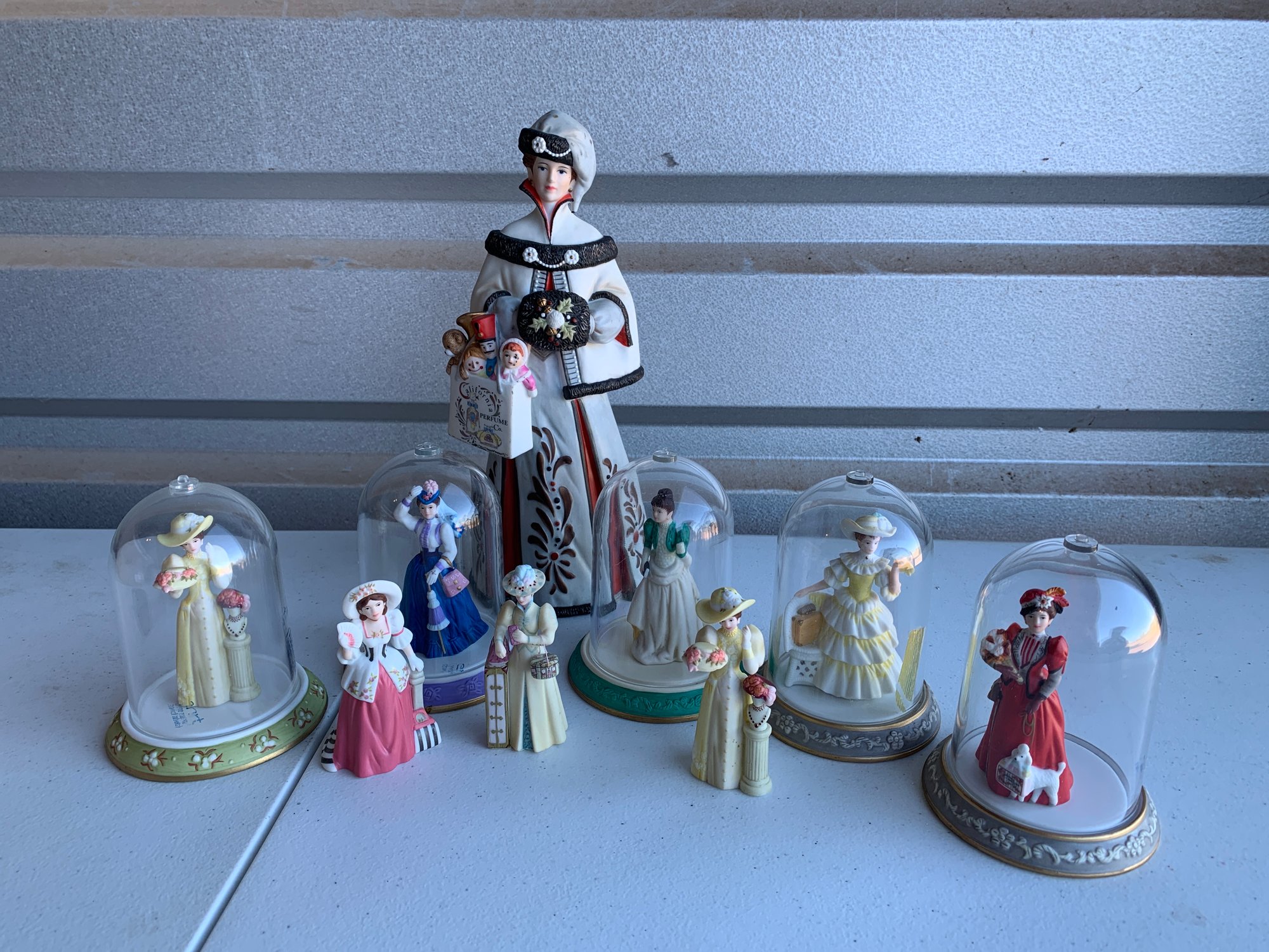 Avon Ladies #8349 | Auctionninja.com