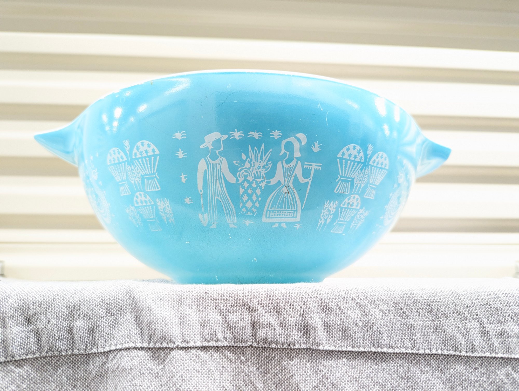Pyrex Amish Butterprint Cinderella Blue 444 4 Qt #5894 | Auctionninja.com
