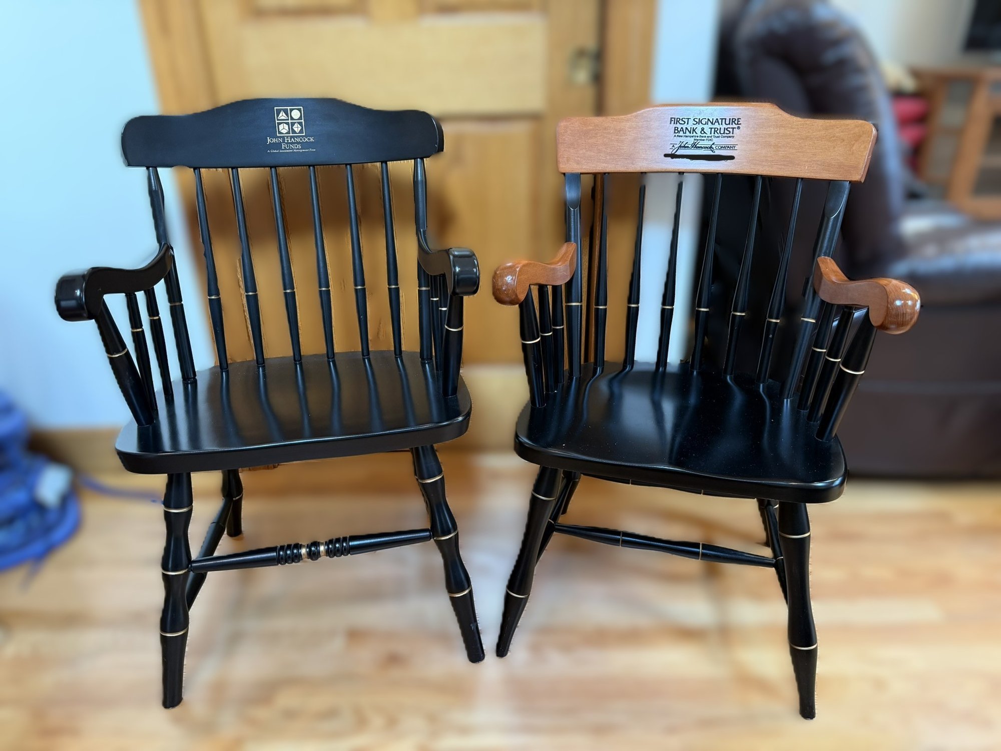 FR/ 2pcs - Commemorative Captains Chairs #31333 | Auctionninja.com