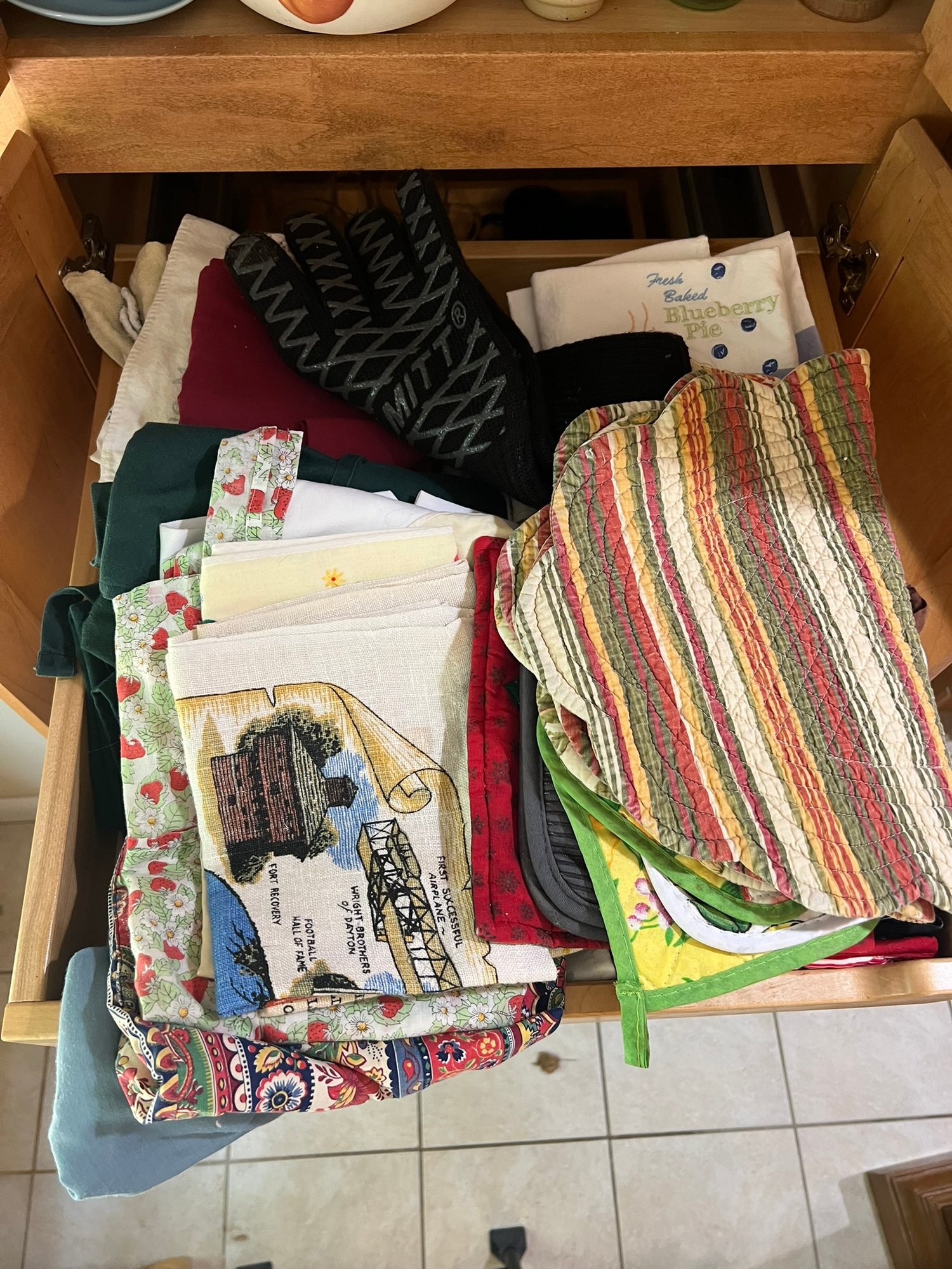 K/ Drawer - Vintage And New Assorted Kitchen Linens: Towels, Aprons ...