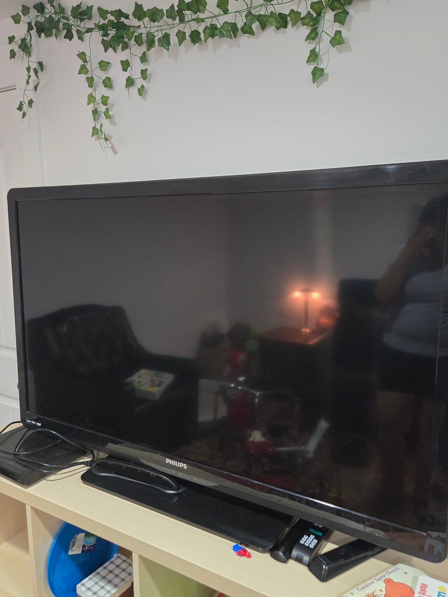 Phillips TV With Remote #15285 | Auctionninja.com