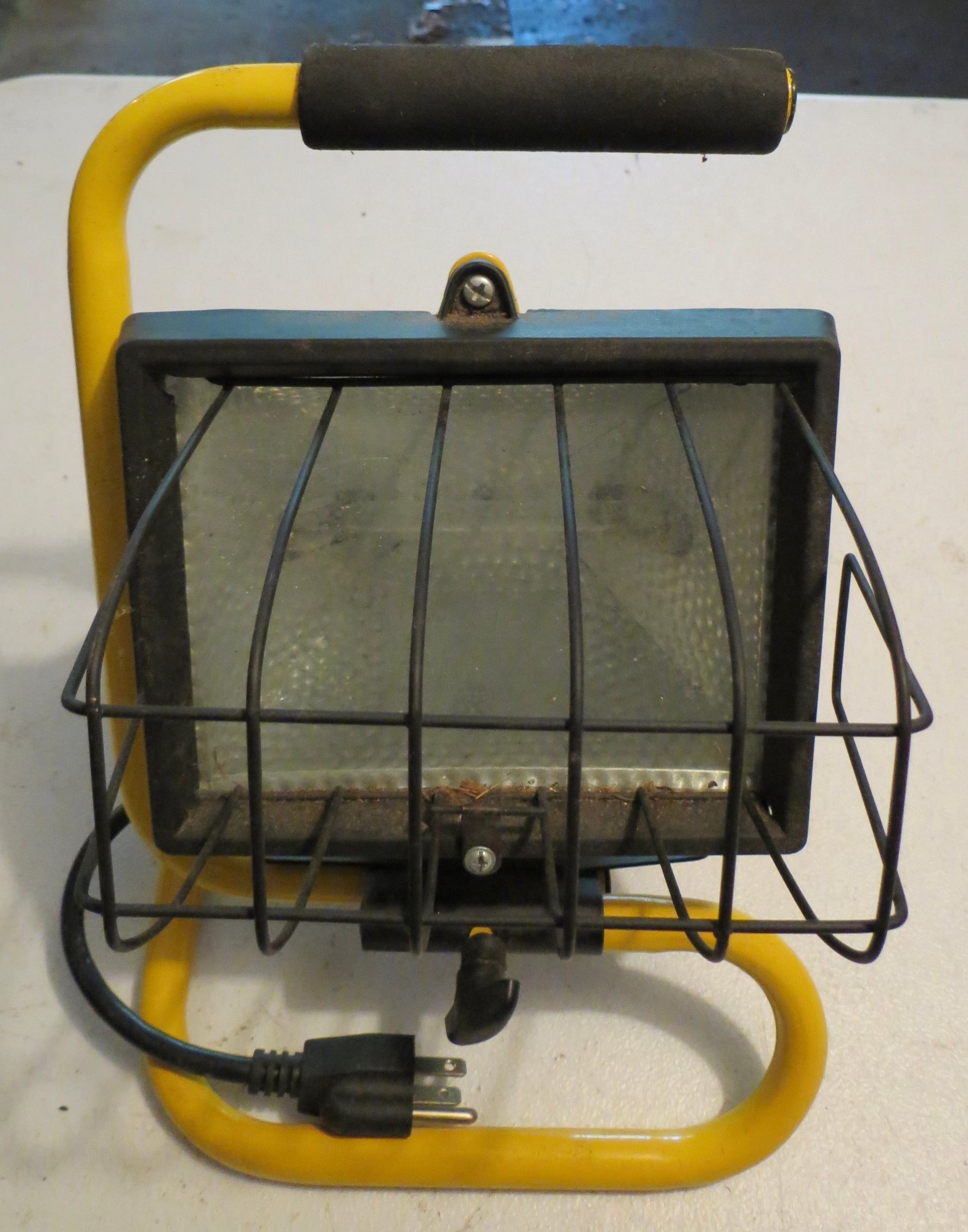 Lot 411- Chicago Electric Halogen Portable Shop / Work Light #8034 ...