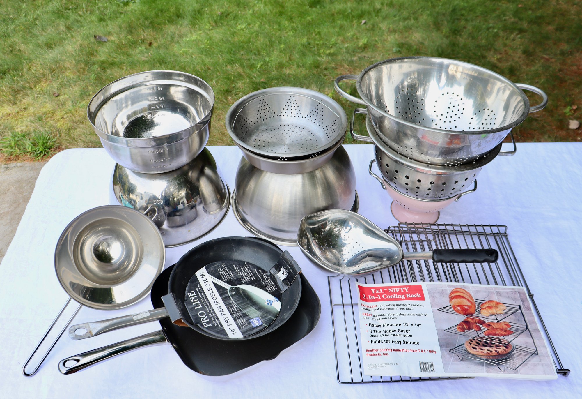 Lot 281 - Home / Industrial Kitchen 13 Piece Lot - Bowls - Strainers ...