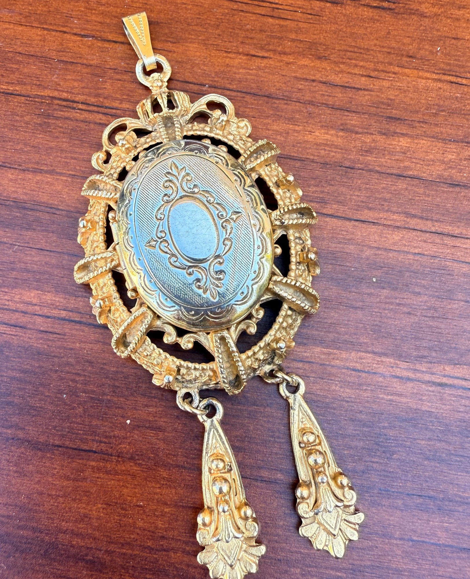 Lot 409LC - Italian Locket Vintage Large Pendant - Gold Tone Signed ...