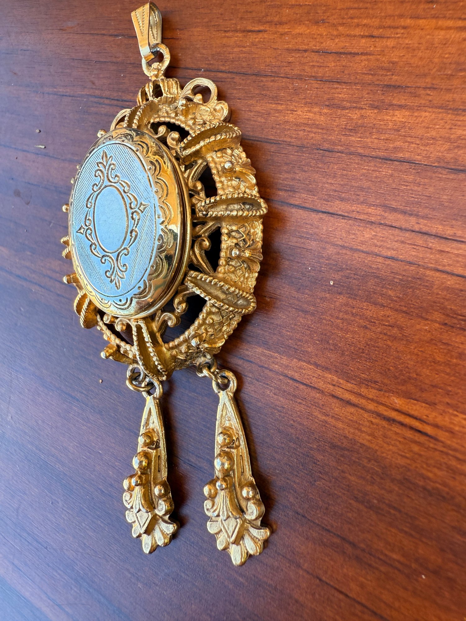 Lot 409LC - Italian Locket Vintage Large Pendant - Gold Tone Signed ...