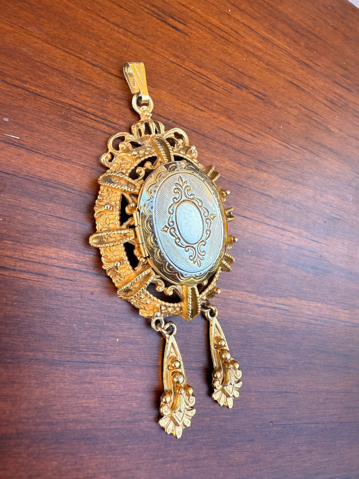 Lot 409LC - Italian Locket Vintage Large Pendant - Gold Tone Signed ...