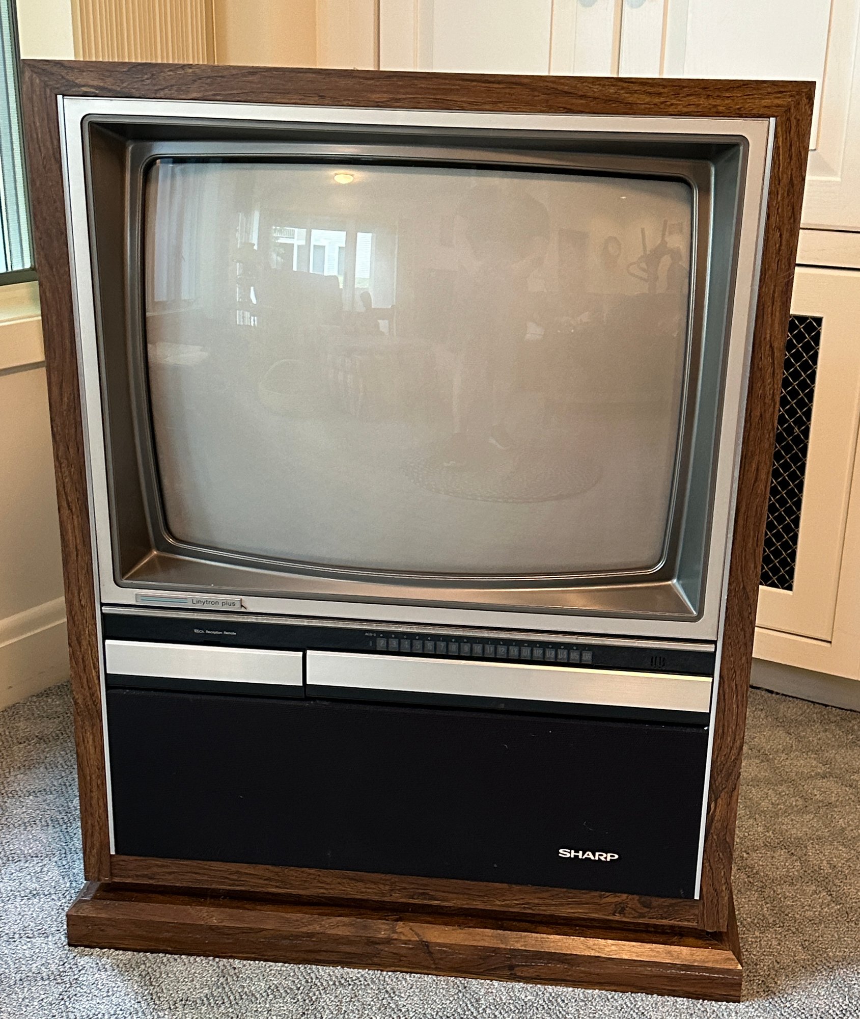 Sharp Color TV From 1982 - GREAT MOVIE PROP - Model 25G100 #15724 ...