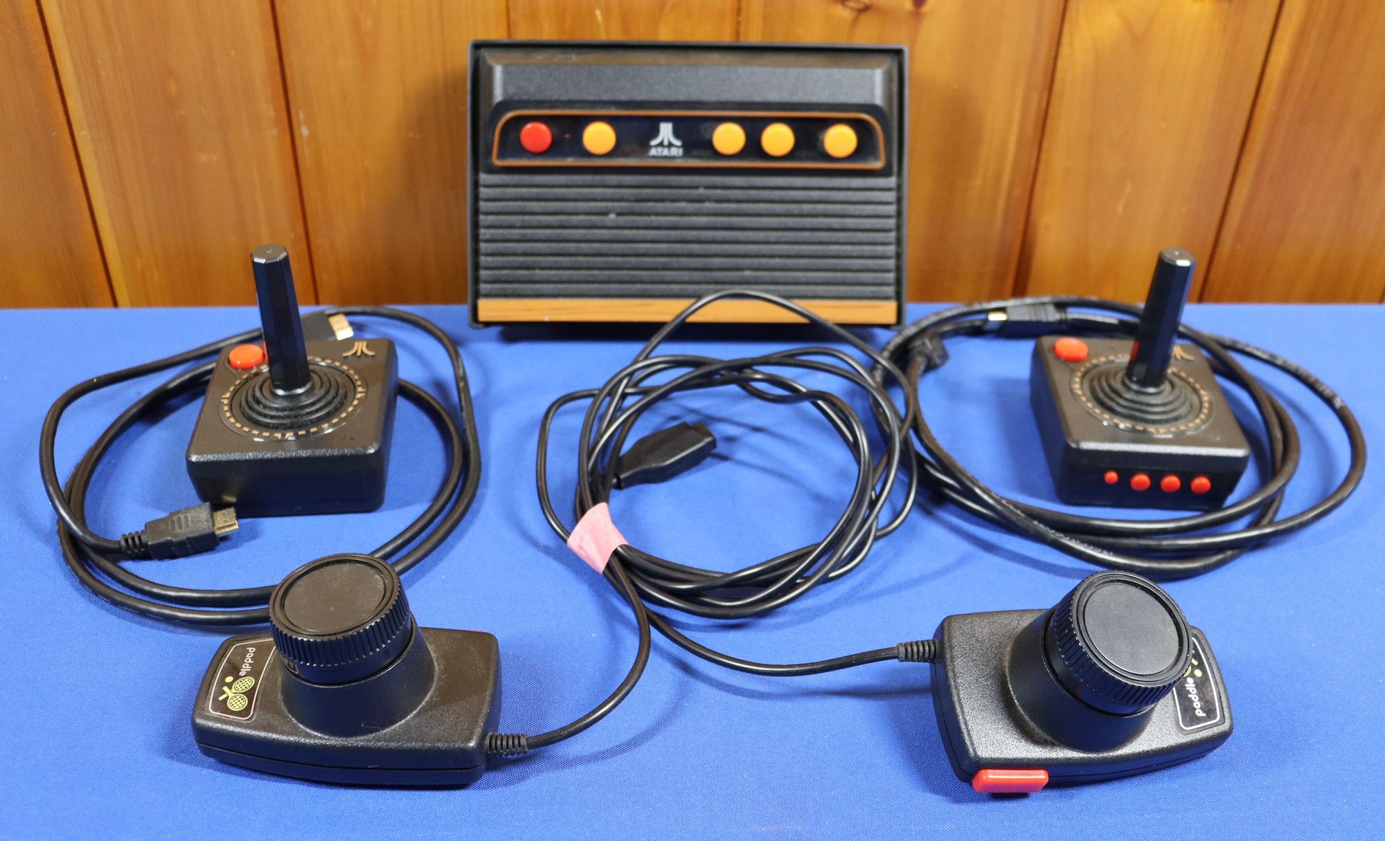 Lot 240 - Atari Flashback 8 Gold Console Video Game & Controller ...