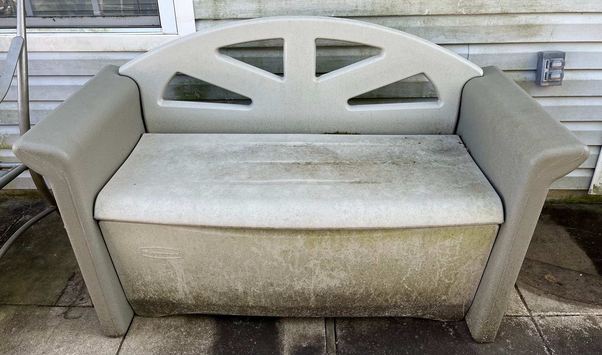Rubbermaid Resin Storage Bench #81085 | Auctionninja.com