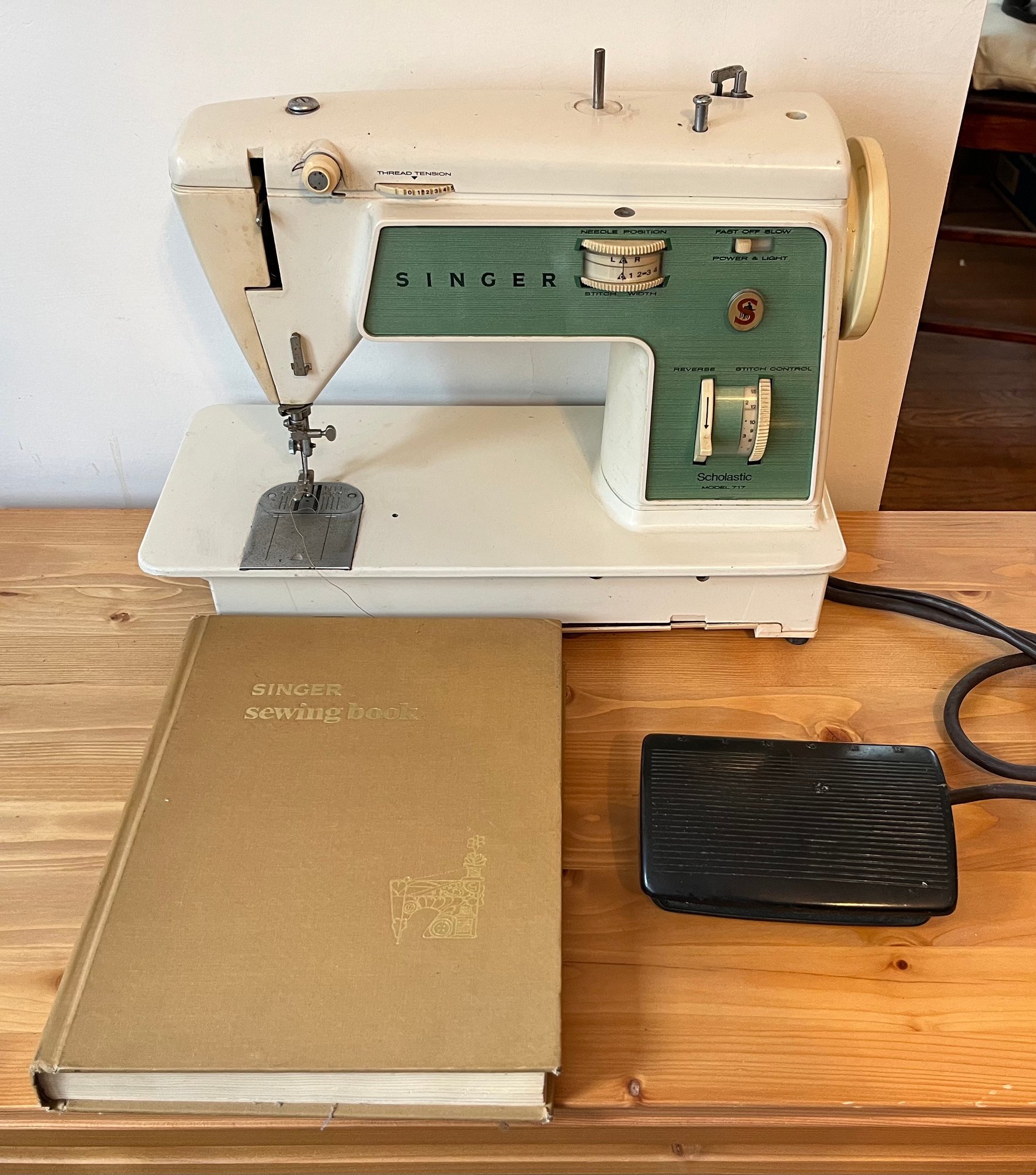 Singer Scholastic Electric Sewing Machine - Model 717 - Foot Pedal ...