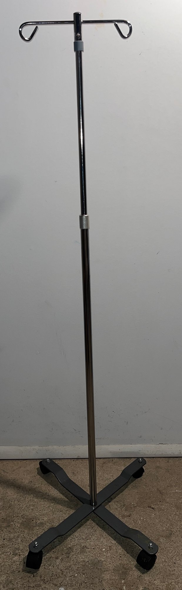 Medical 4 Leg IV Pole On Wheels #110131 | Auctionninja.com
